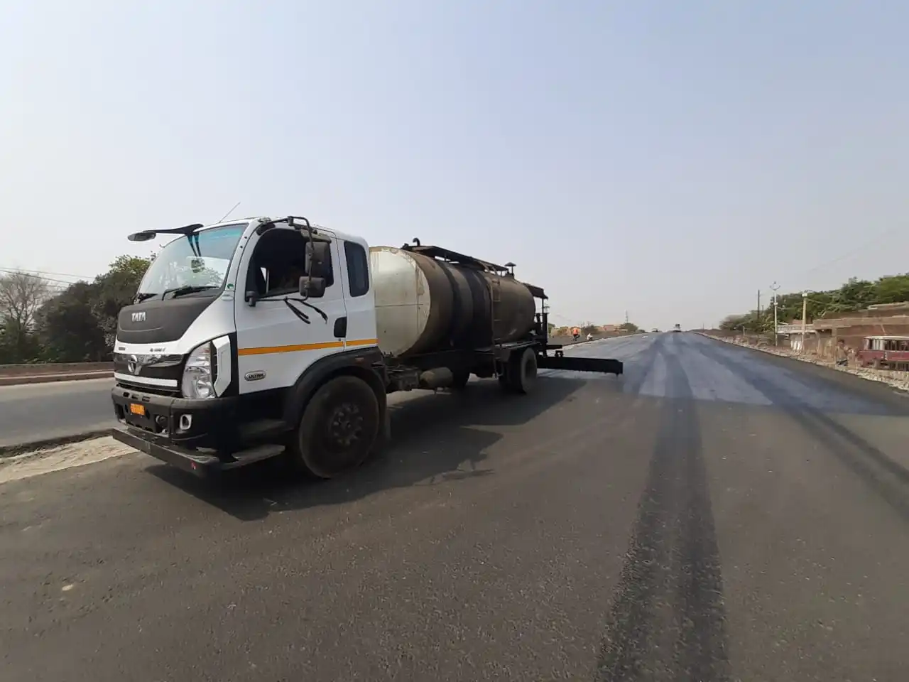 Lal's Truck Mounted Bitumen Pressure Distributor Asphalt Distributor ...