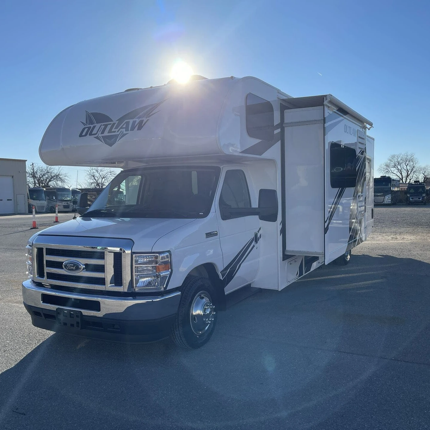 2023 Thor Motor Coach Outlaw Camper Motorhome Caravan - Buy 4x4 ...