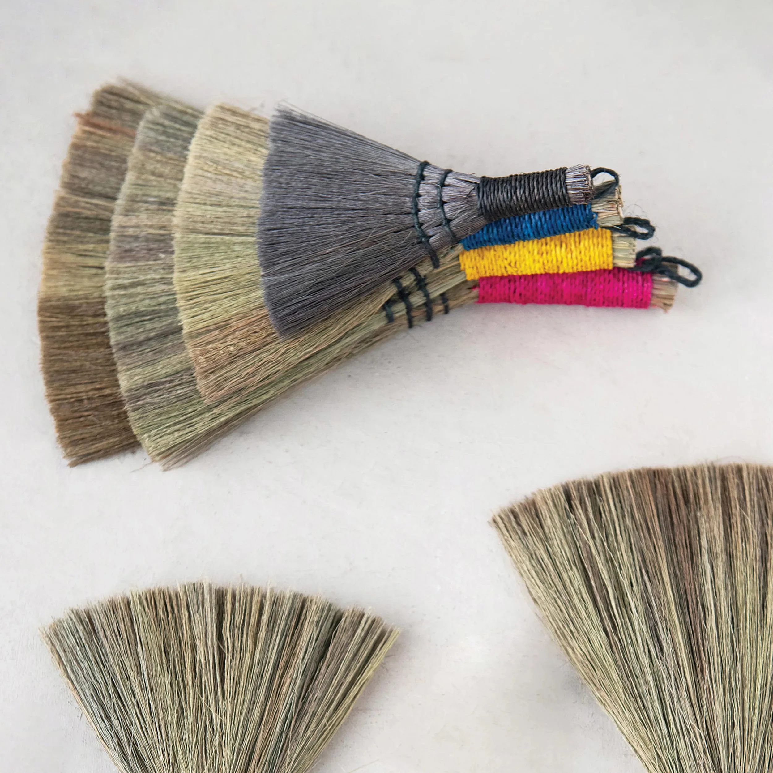 Natural Mini Straw Grass Broom Whisk Sweeping Hand Handle Broom For ...