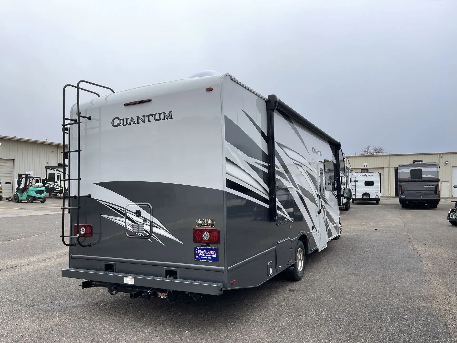 Thor Motor Quantum Luxury Motorhome - Perfect for Camping
