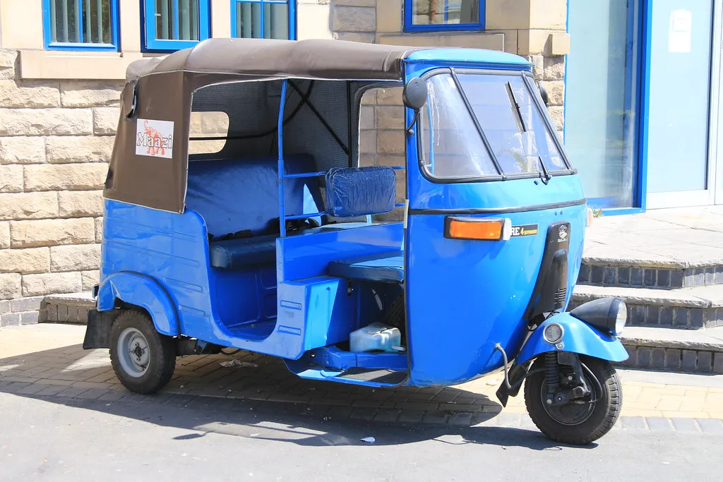 Hot Selling Motorized Three Wheeler Tuk Tuk Auto Rickshaw for Passenger ...
