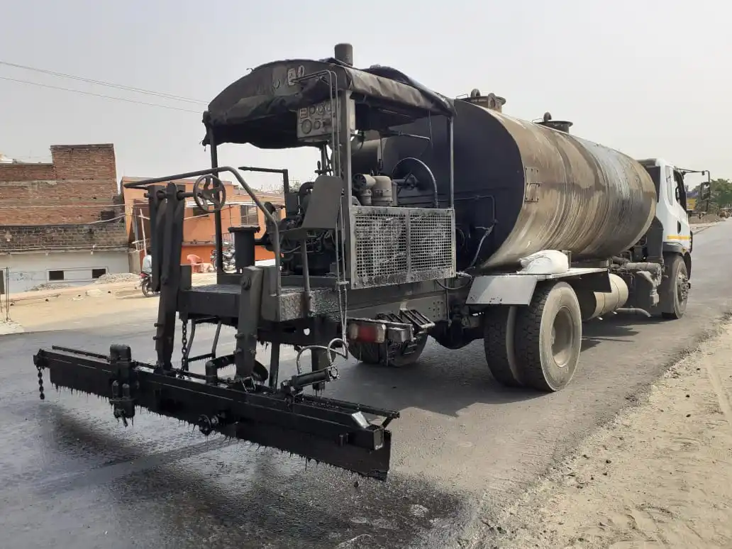 Lal's Truck Mounted Bitumen Pressure Distributor Asphalt Distributor ...