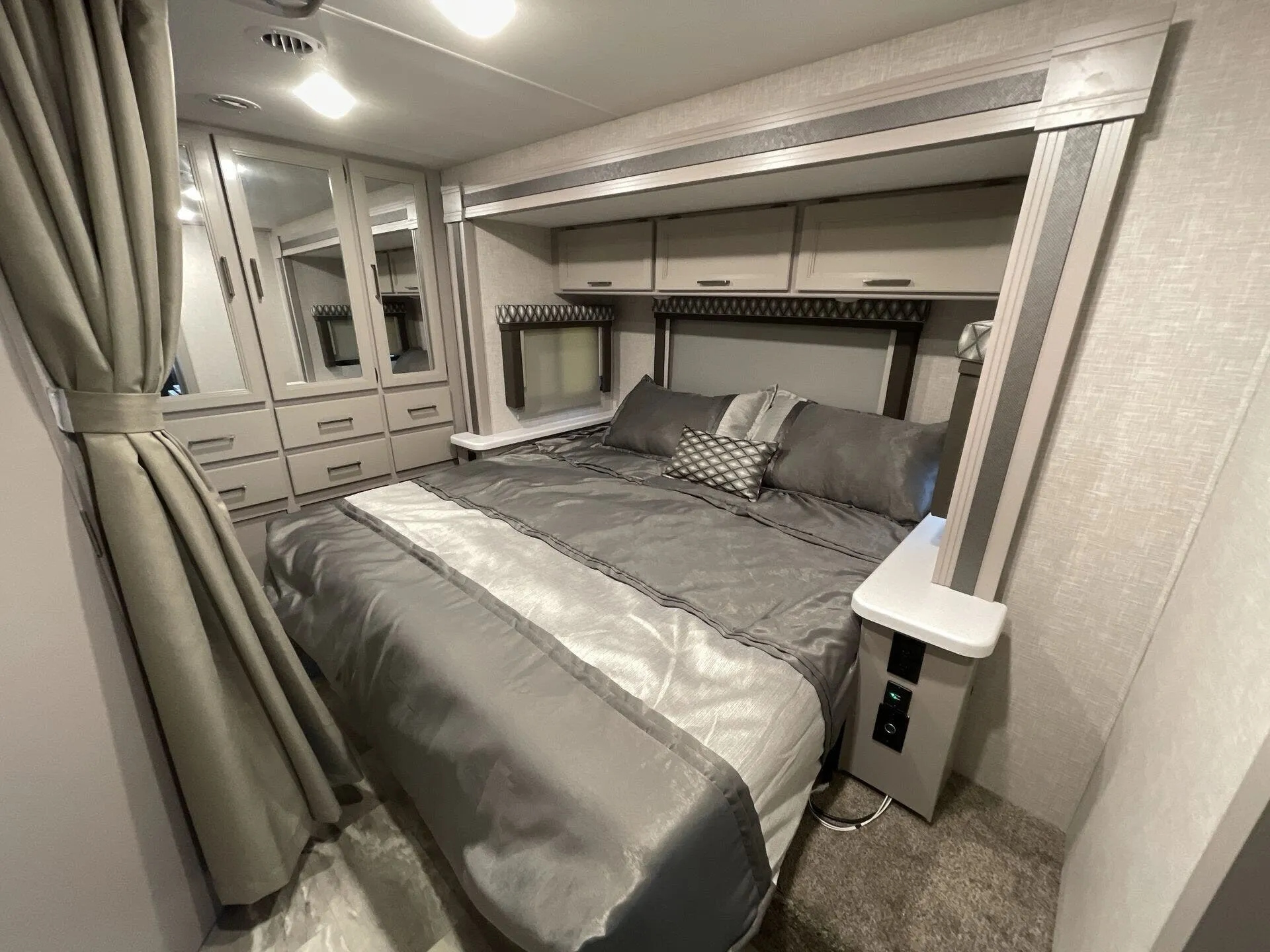 Thor Motor Quantum Luxury Motorhome - Perfect for Camping