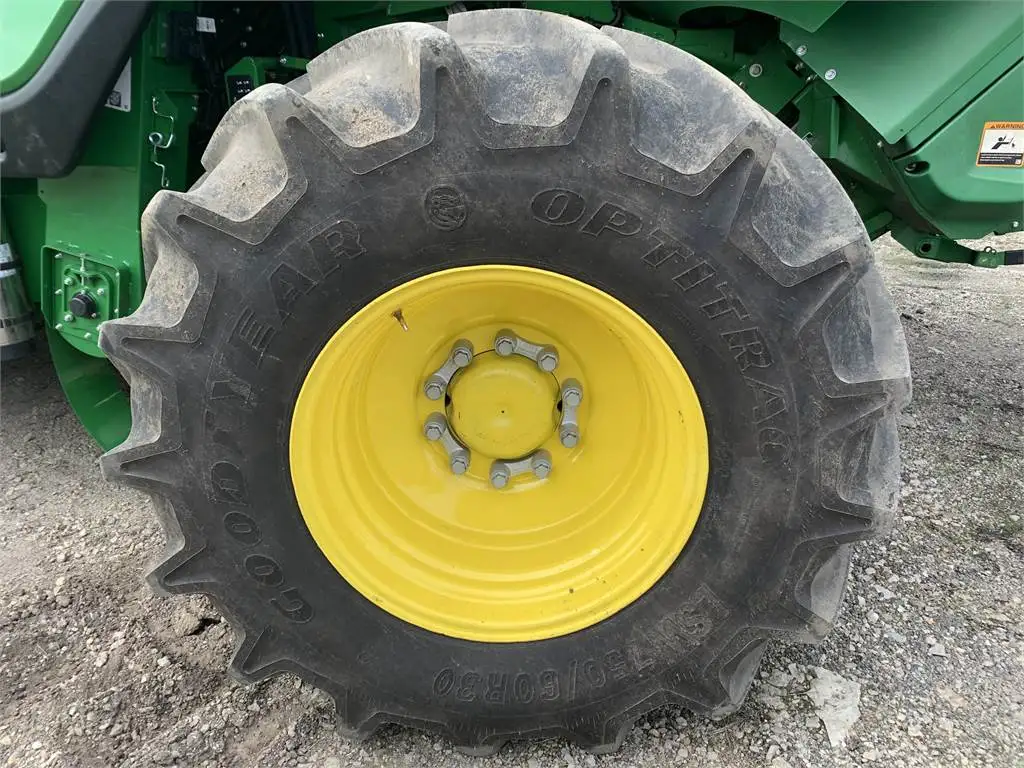 2023 John Deeree S690 Combine Harvester - Efficient Corn Harvesting