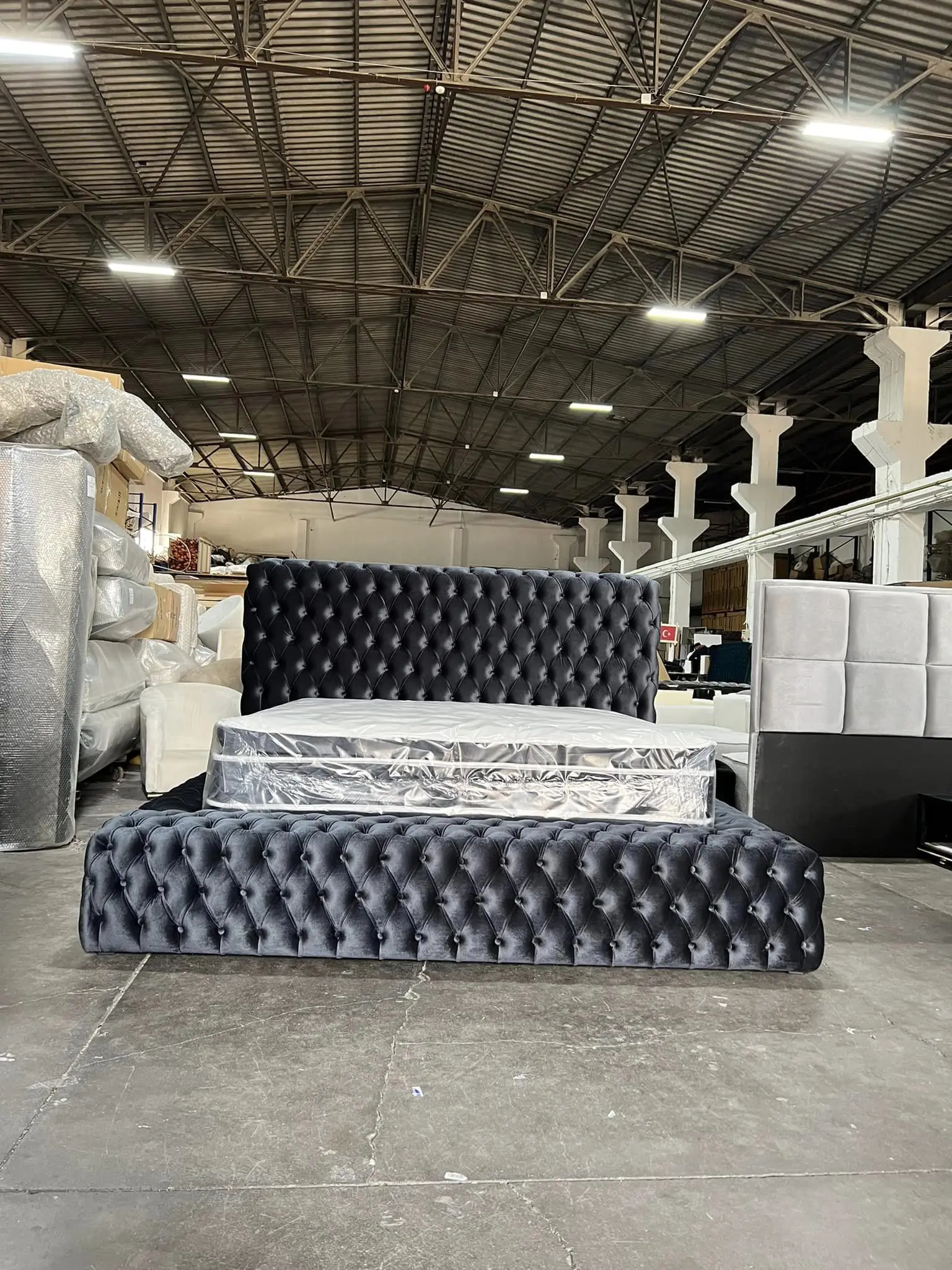 New Trend Tufted Chesterfield Wooden Queen Size Velvet Bed Frame Wooden ...