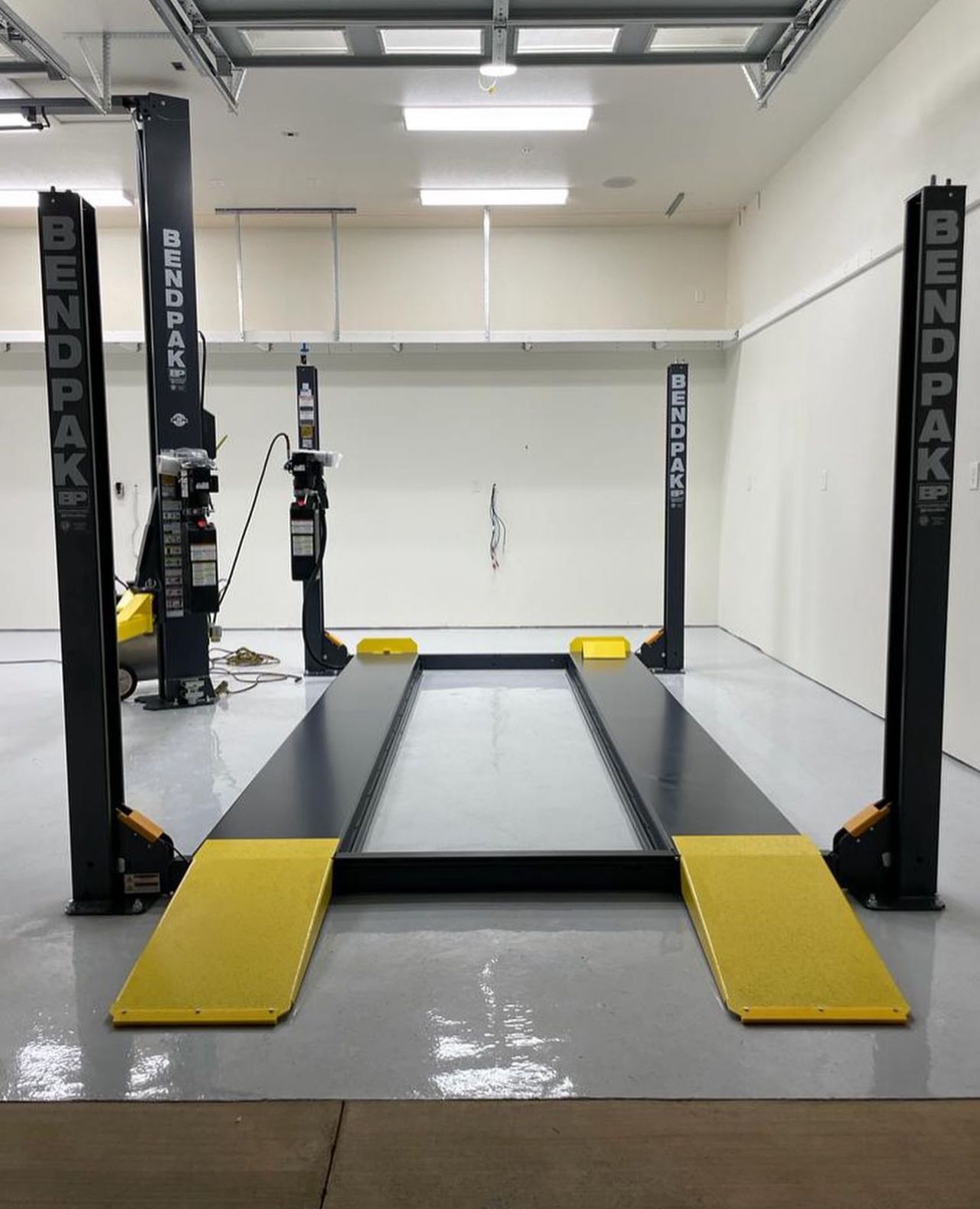 Four Post Car Lifter - Efficient Lifting for Repairs