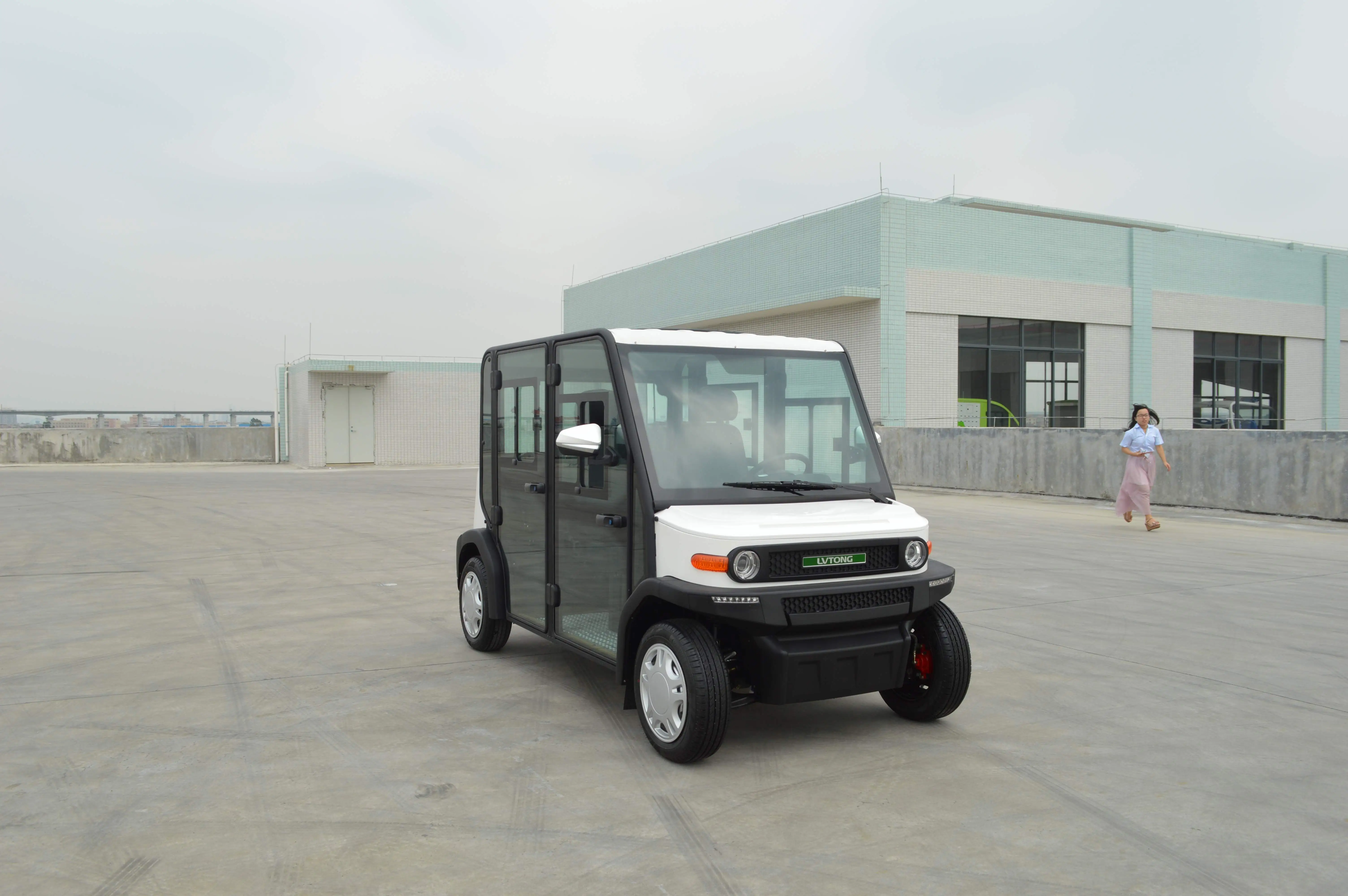 4-seaters White Electric Mini Car - Low Energy Consumption