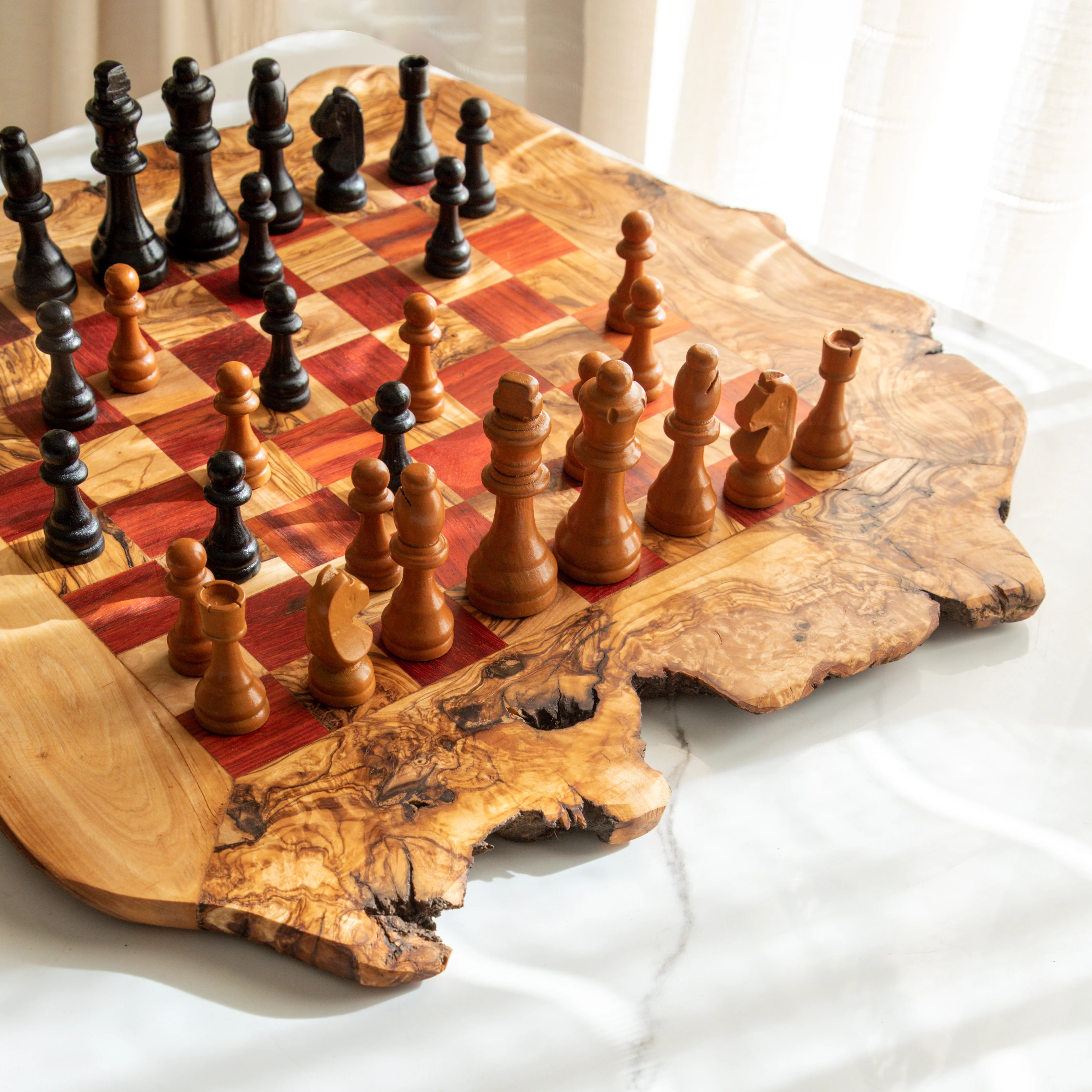 CHESS SET WITH IRREGULAR RUSTIC BOARD - Artisraw Craftsmanship