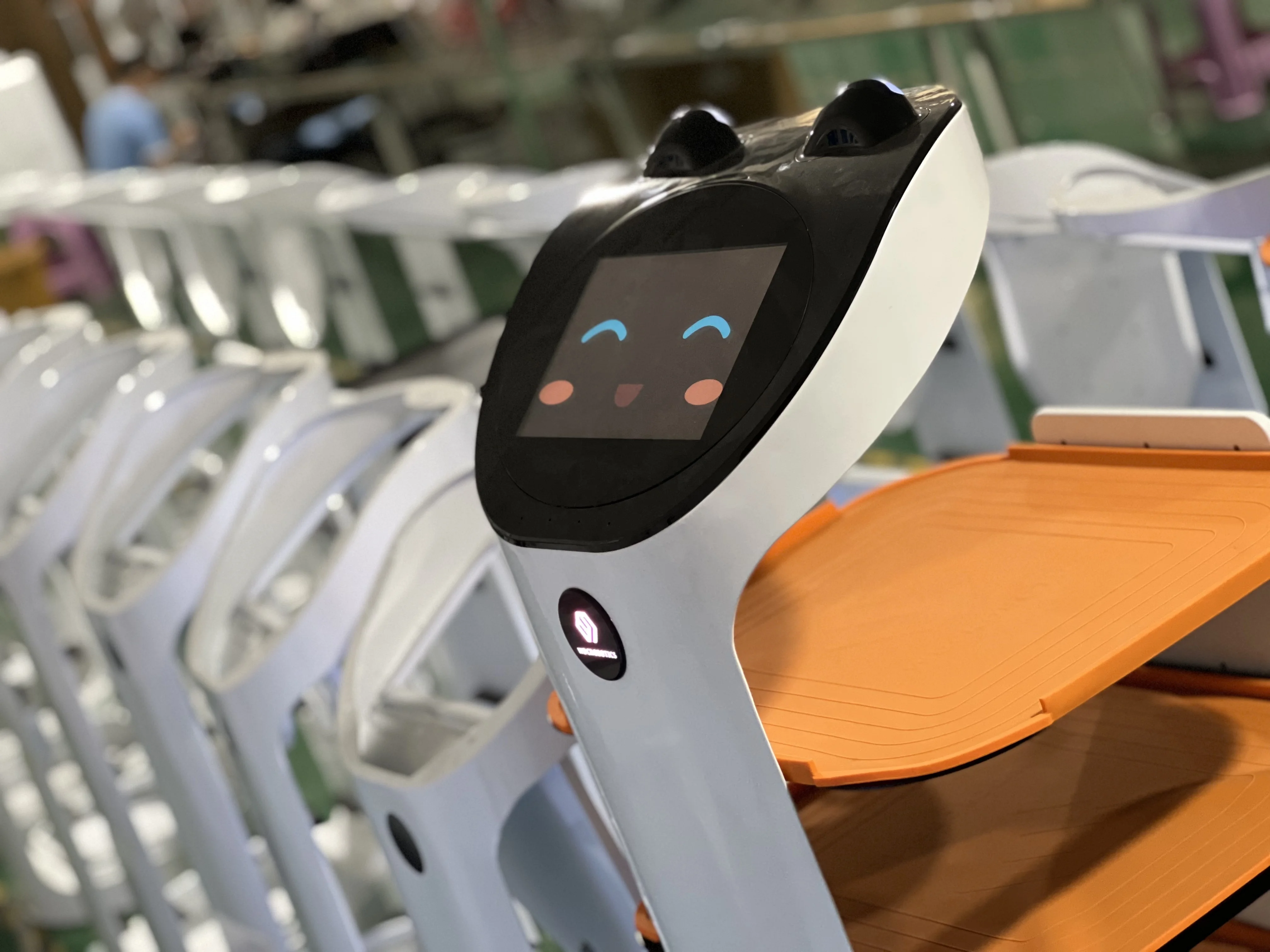 Intelligent Automatic Navigation Food Delivery Robot Smart Waiter Robot For Restaurant / Hotel ...