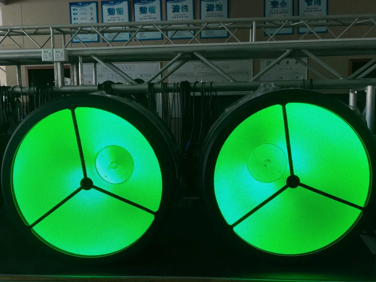 Retro Light 750W - Colorful LED Stage Lighting Solutions