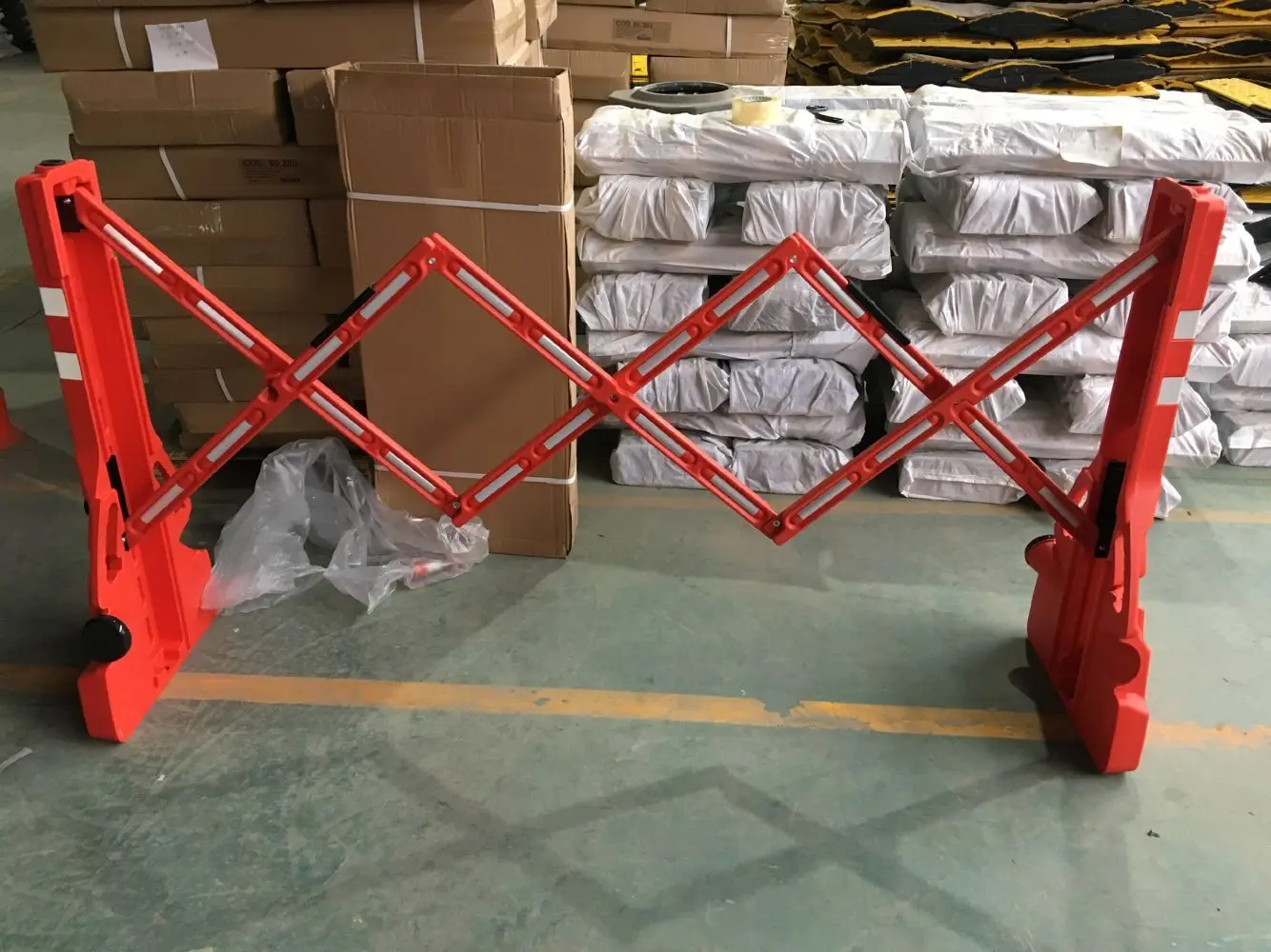 Height 106CM Expandable Fence Crowd Control Barriers Plastic Escalator ...