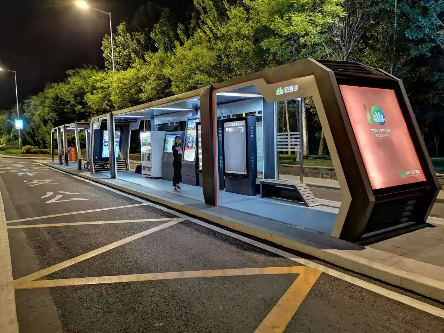 Totem Display Bus Stop Steel - Durable & Customizable Shelter