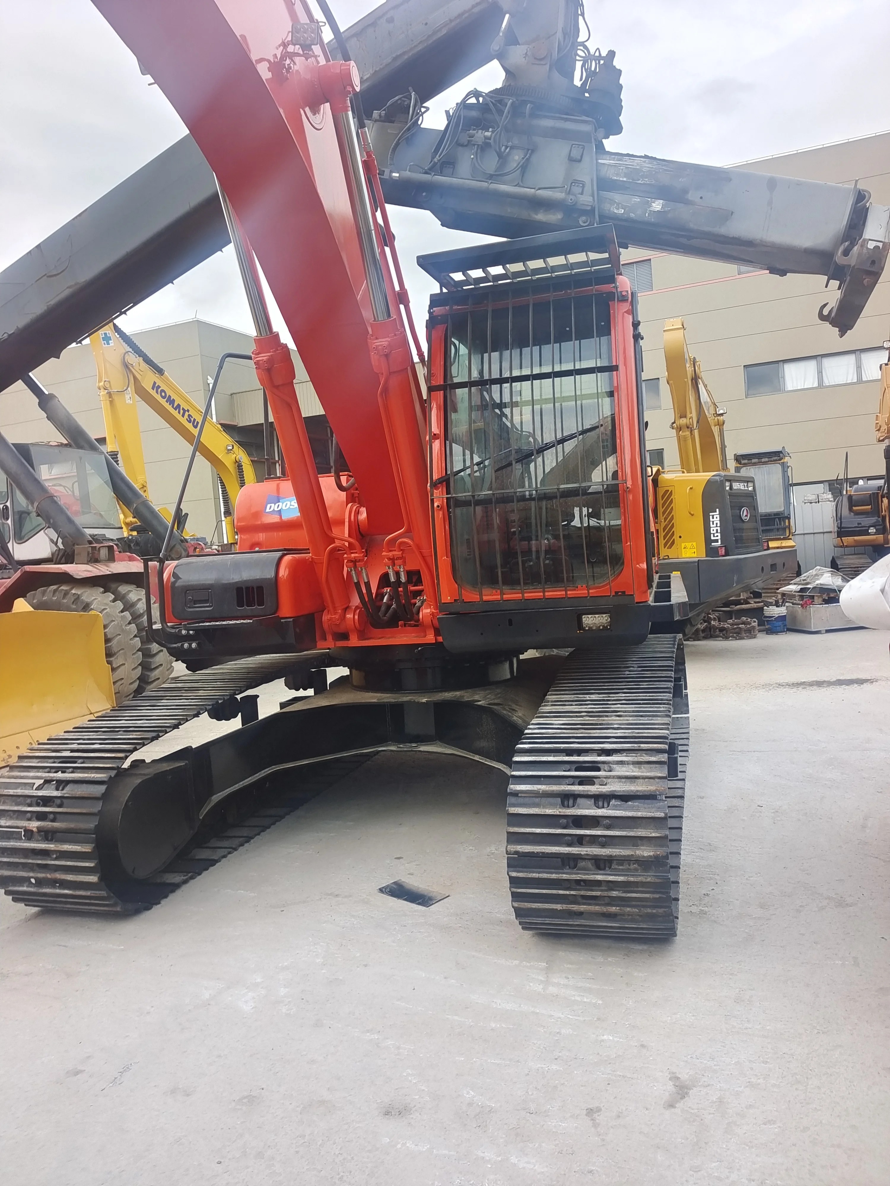 Doosan DX225 Excavator - Powerful & Reliable Heavy Equipment