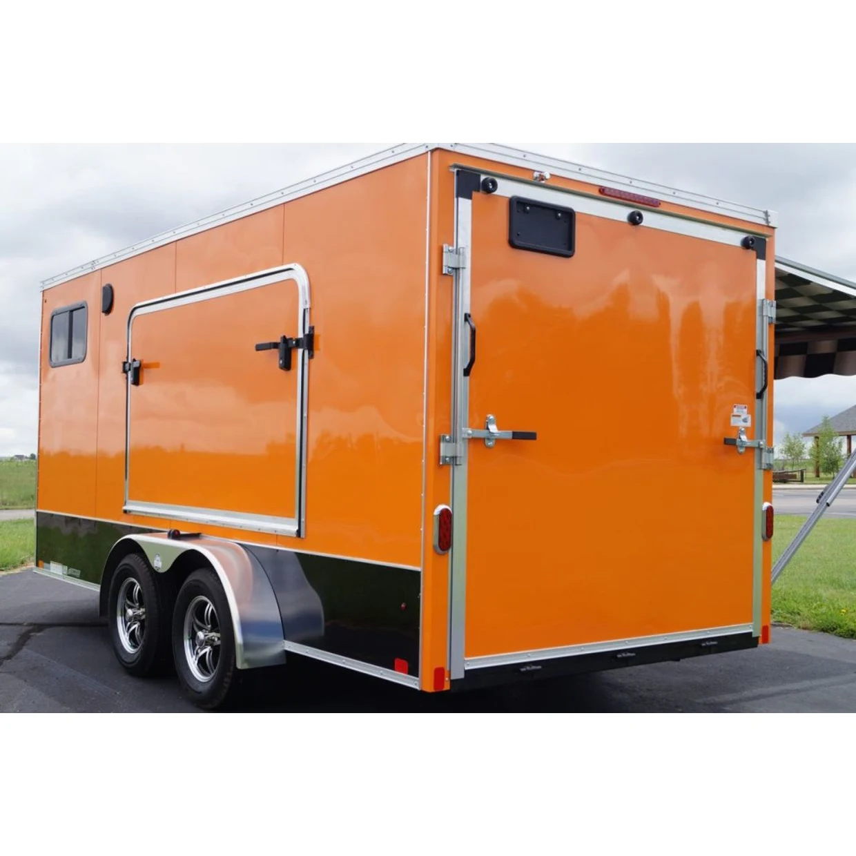 Rv Travel Caravan With Pop Out Beds | Enclosed Motorhome & Cargo ...