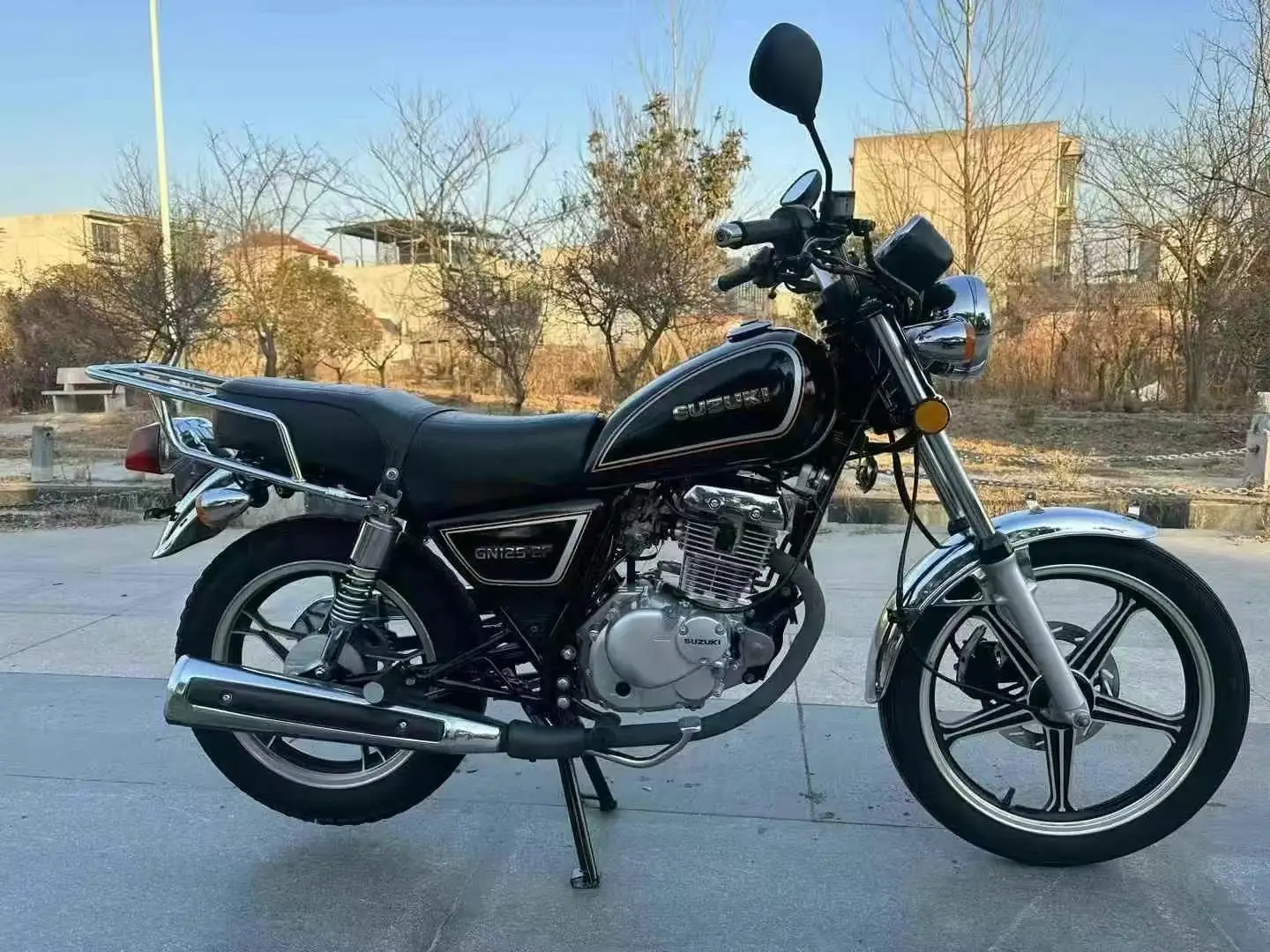 Suzuki GN125 Motorcycle - Reliable Fuel for Men's Straddle