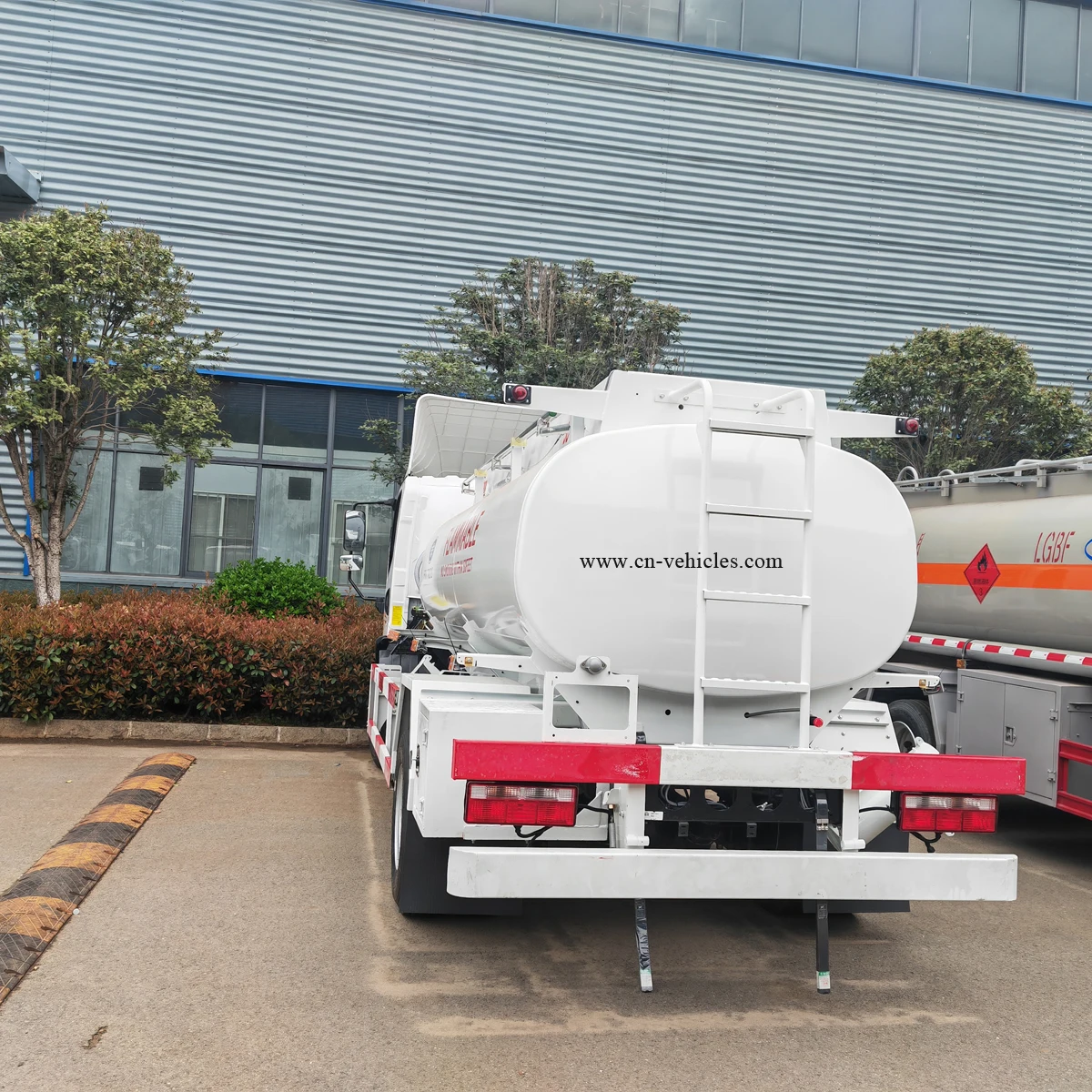 Faw 4x2 3000l 5000l Fuel Tank 3cbm 5cbm Fuel Bowser Truck - Buy 5000 ...