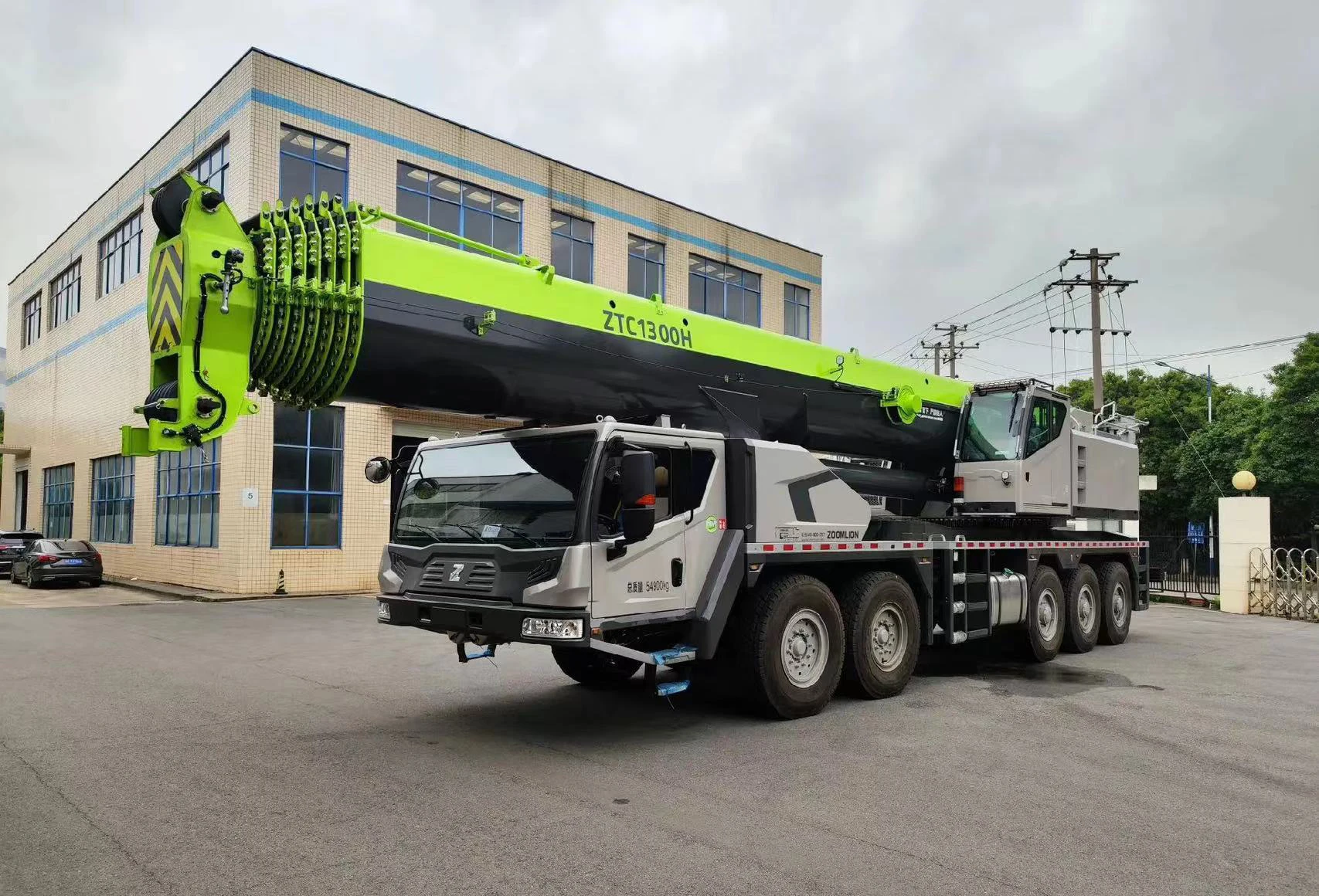 130 Ton Zoomlion Truck Crane ZTC1300H - Heavy Lifting Power