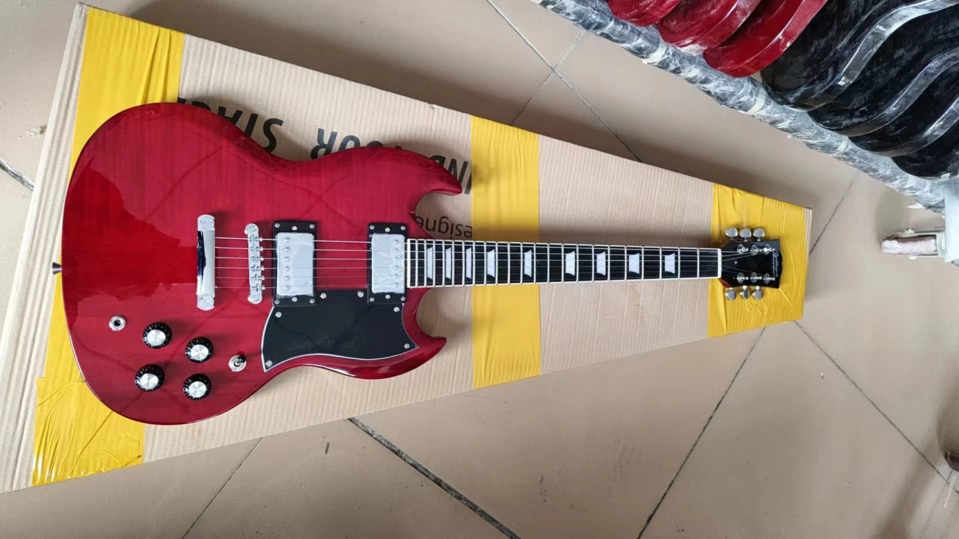 SG-WH Electric Guitar with 2 Humbuckers - Quality & Style
