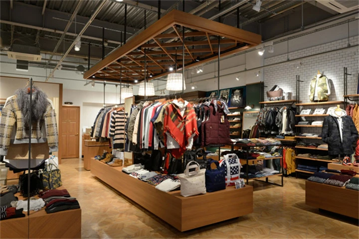Modern Clothing Store Exterior Design & Interior Display
