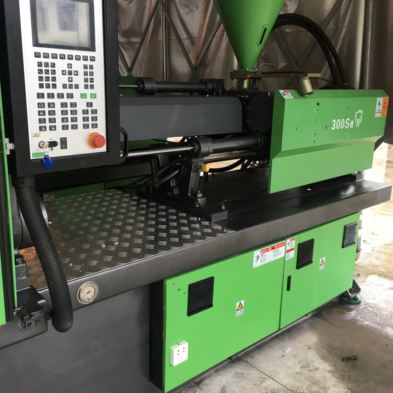 300t Second-hand Donghua Injection Molding Machine 300t Small Machine ...