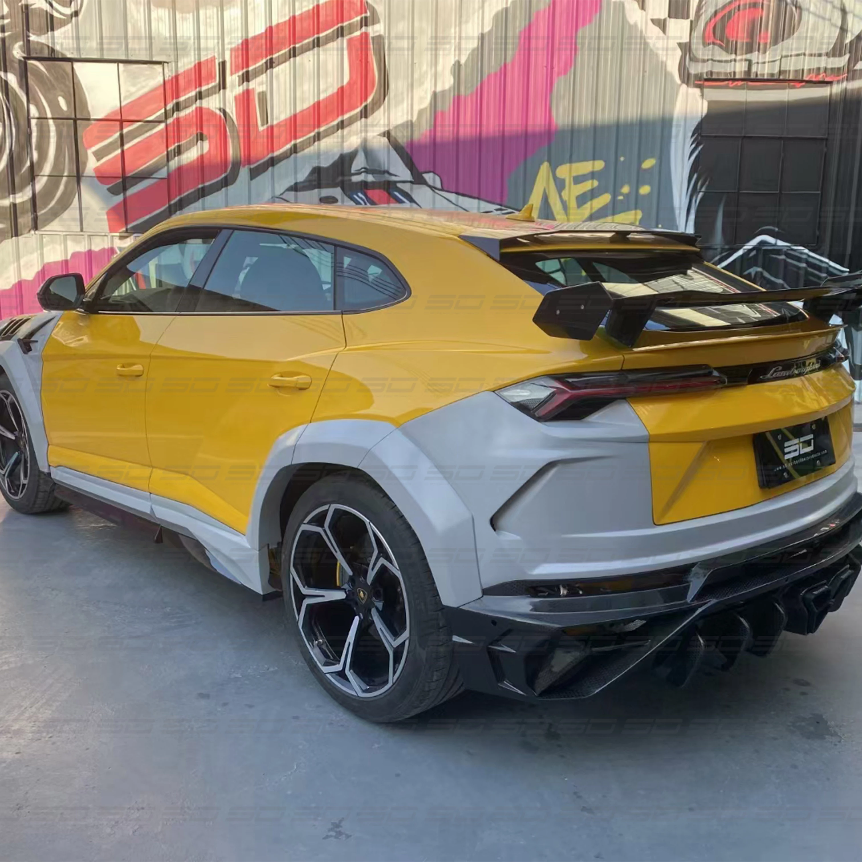 M Style Wide Body Kit for Lamborghini URUS - Carbon Fiber