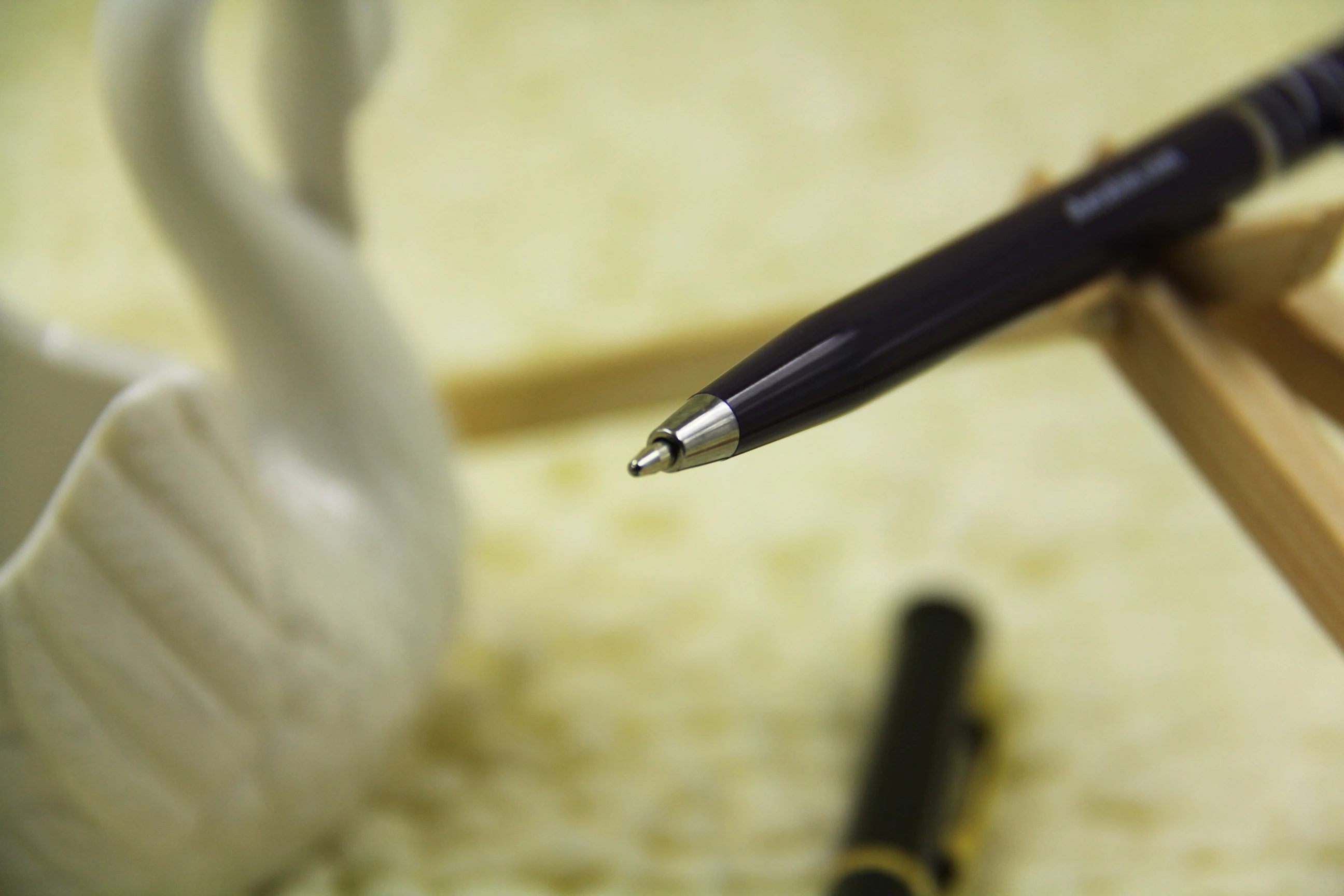 Hotel Use Promotion Plastic Black Hilton Ball Pen