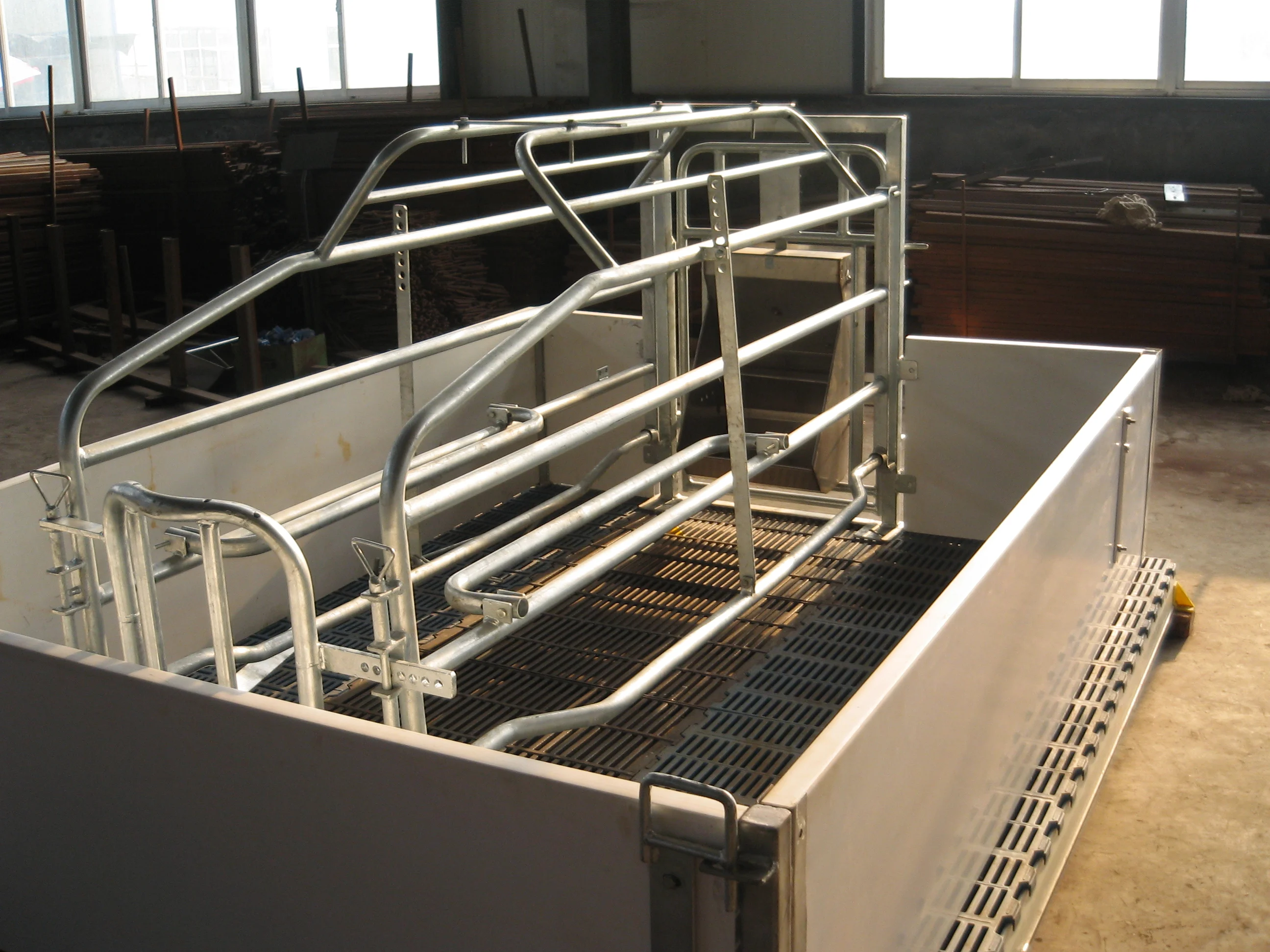 PVC Fence Sow Farrowing Pens - Durable & Customizable