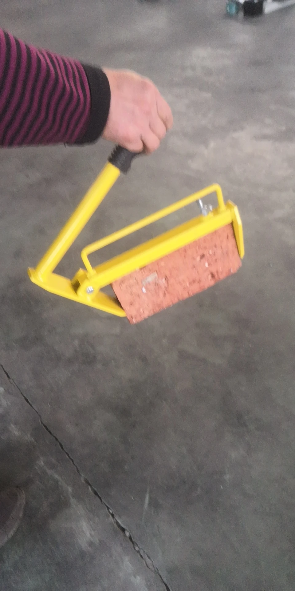 Brick Lifter Tong - Adjustable Carrying Clamp for Paving