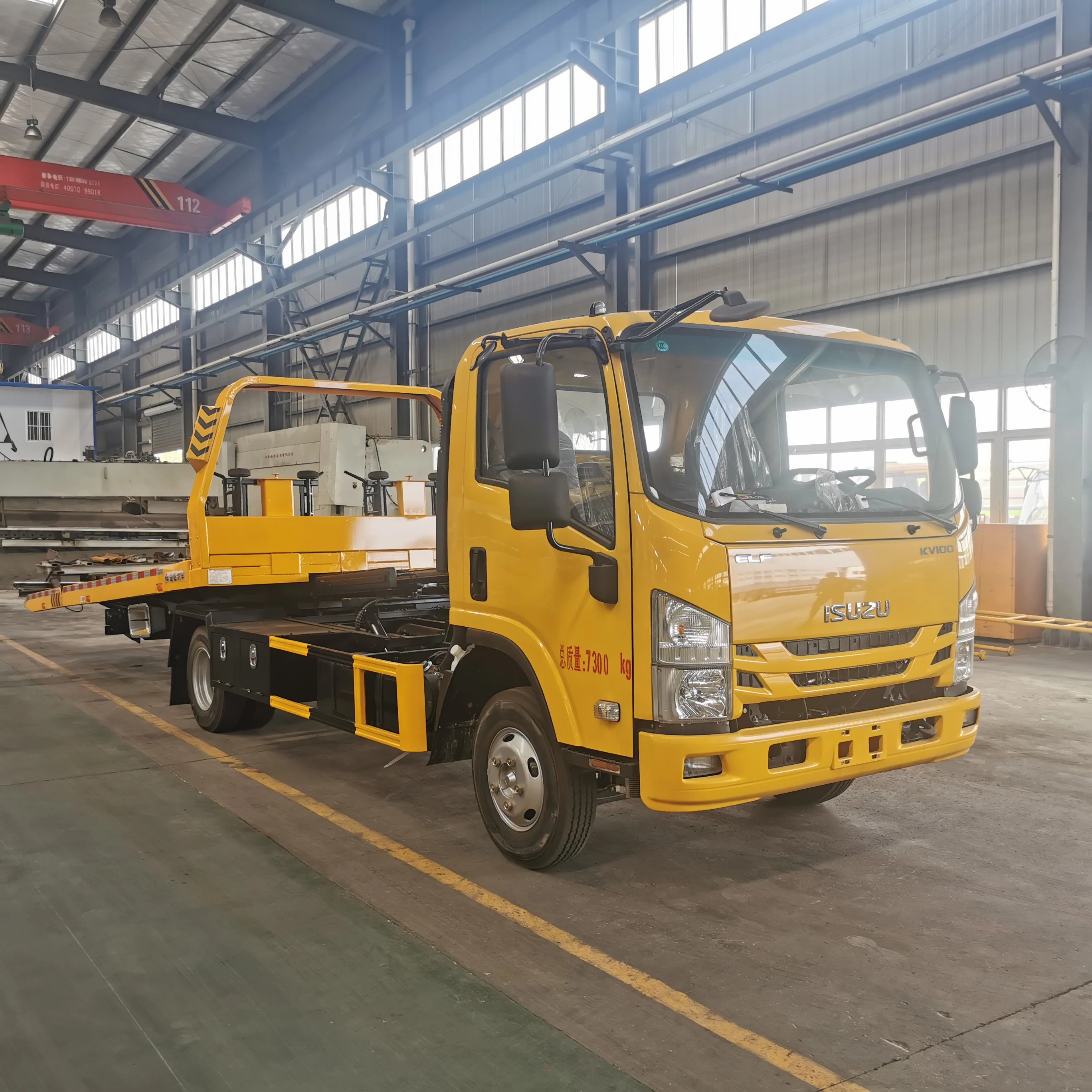 Isuzui 4X2 Flat Bed Excavator Wrecker Truck - Reliable Towing