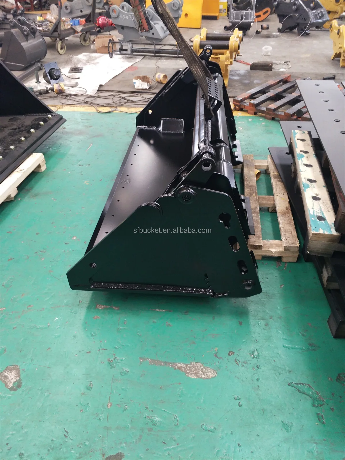 Hydraulic 4 in 1 Bucket for CAT Skid Steer Loader - Durable & Versatile