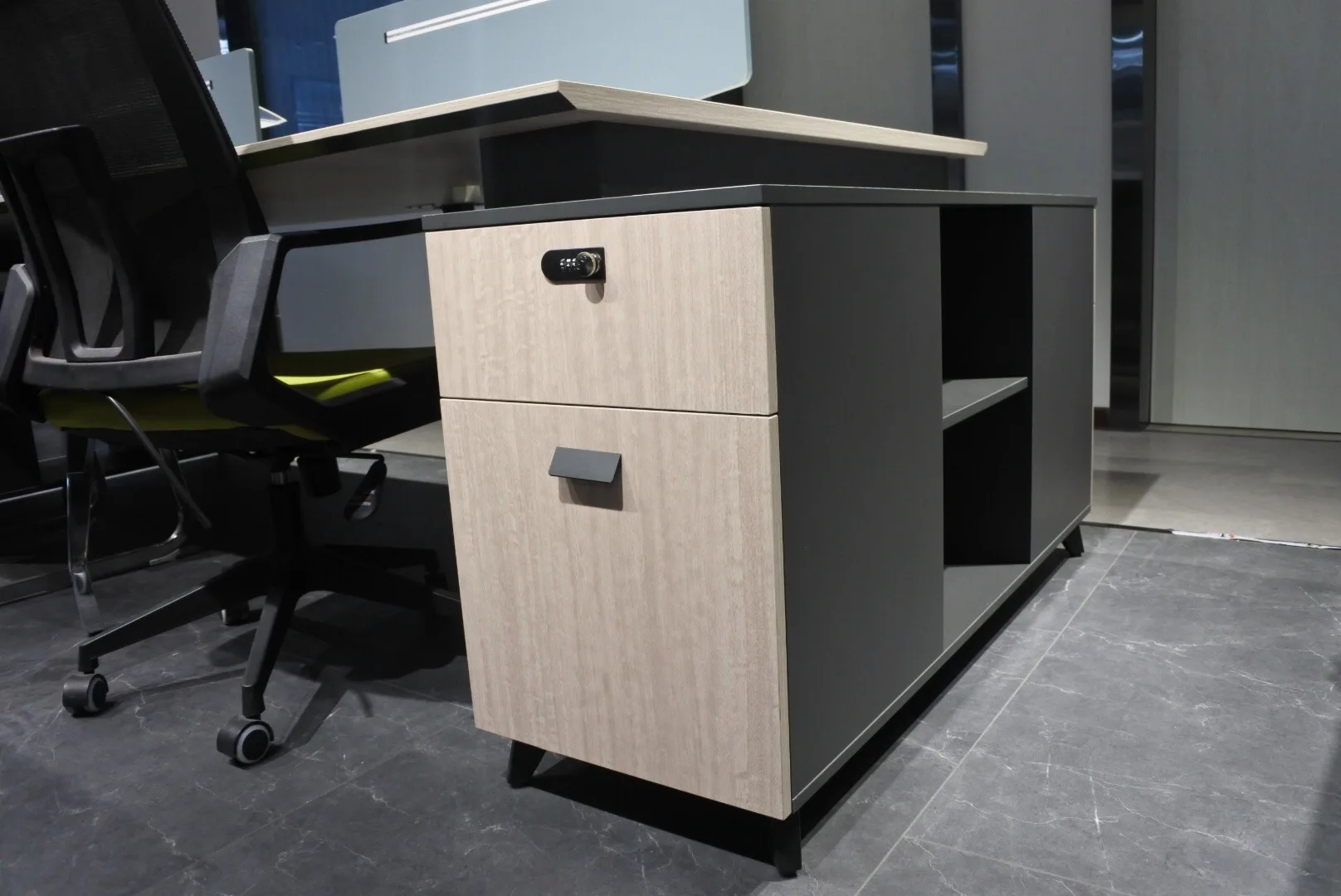 Hot Selling Multi-person Office Desk Workstation 4 Seat Roomy Office ...