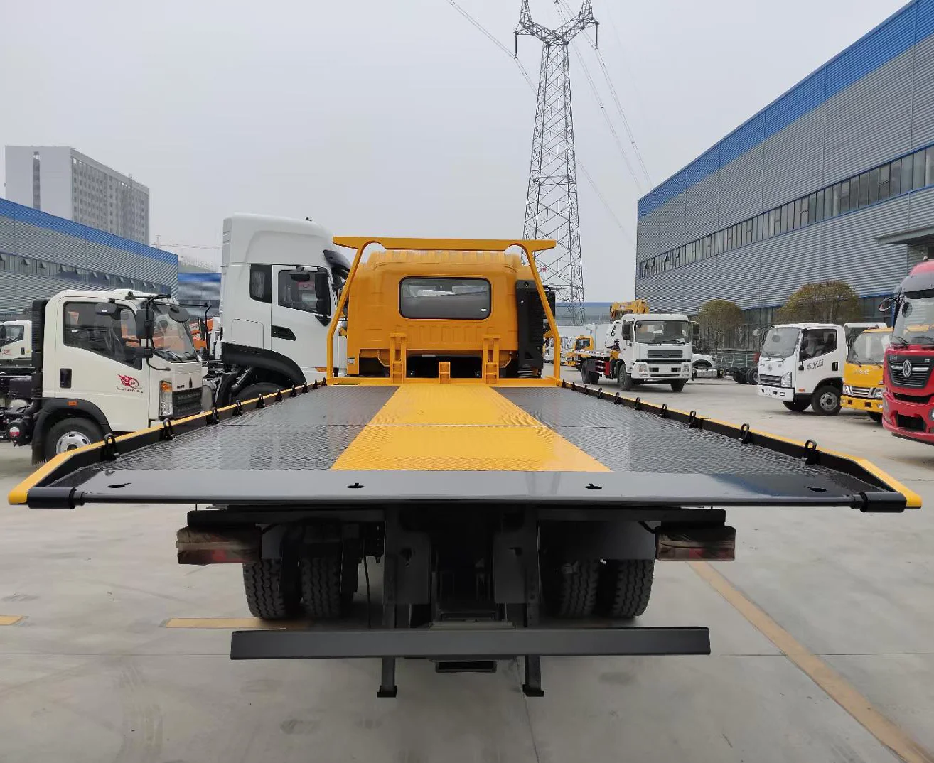 Flatbed Rotator Tow Truck Wrecker Hydraulic Winch 4ton 220hp Sinotruck ...