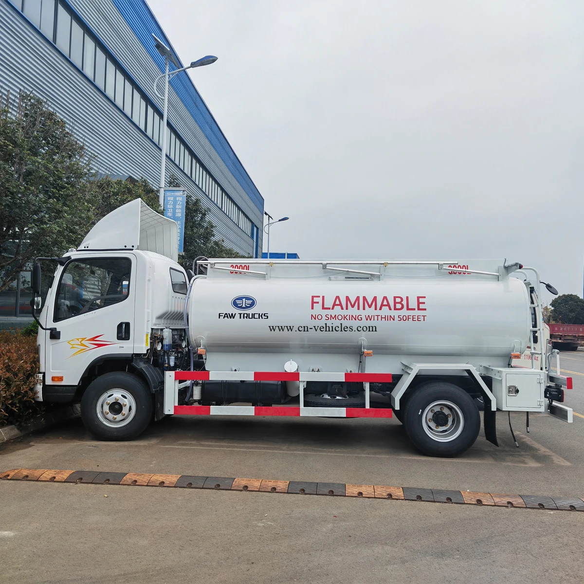 Faw 4x2 3000l 5000l Fuel Tank 3cbm 5cbm Fuel Bowser Truck - Buy 5000 ...