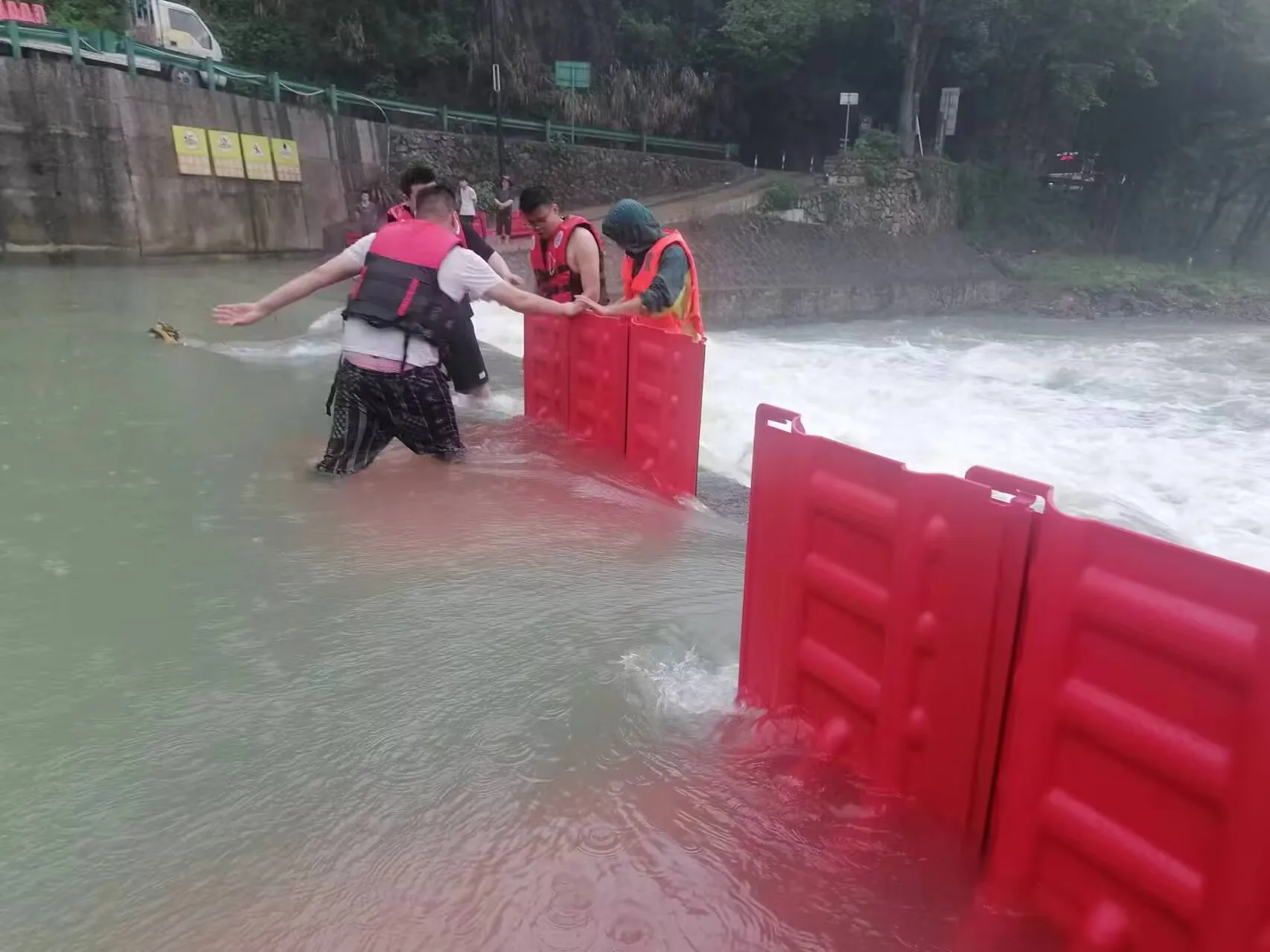 L-shaped Water Blocking Flood Control Baffle Barrier
