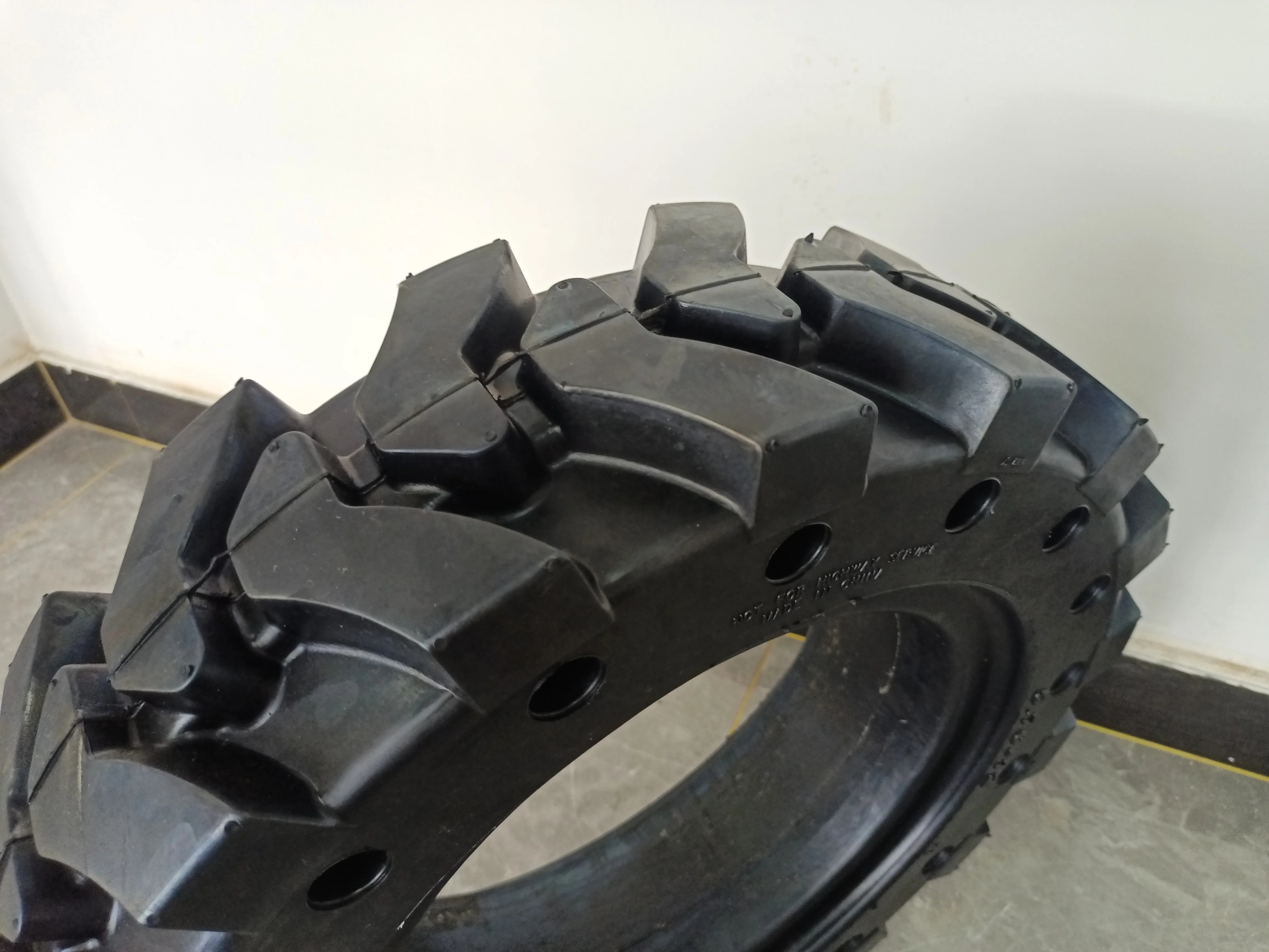 Lower Price Skid Steer Loader Solid Tires 10-16.5 /12-16.5 /31x10-20 ...