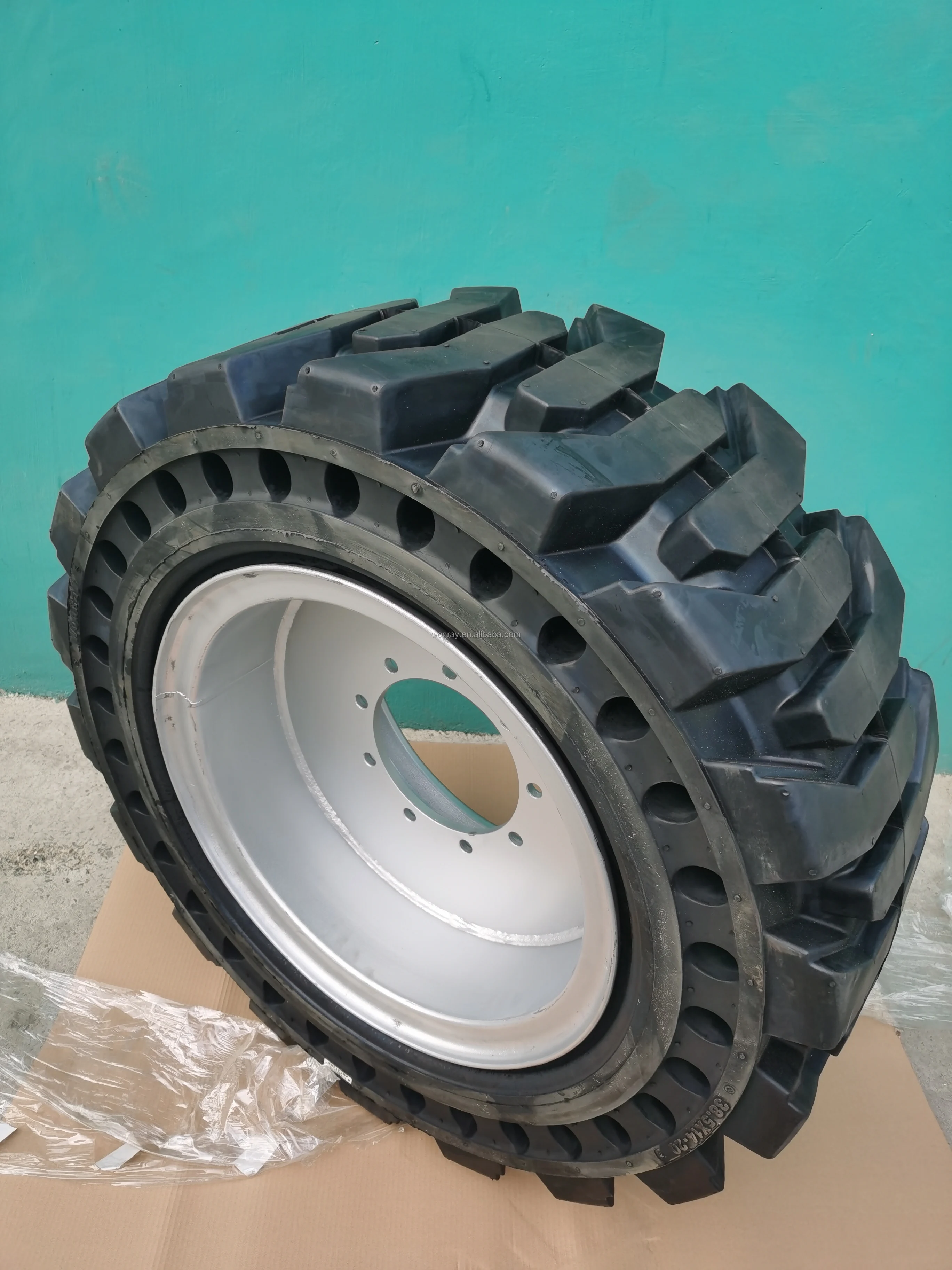 Genie Z45/25 Solid Wheel Tire 38.5*14-20 - Durable & High Capacity