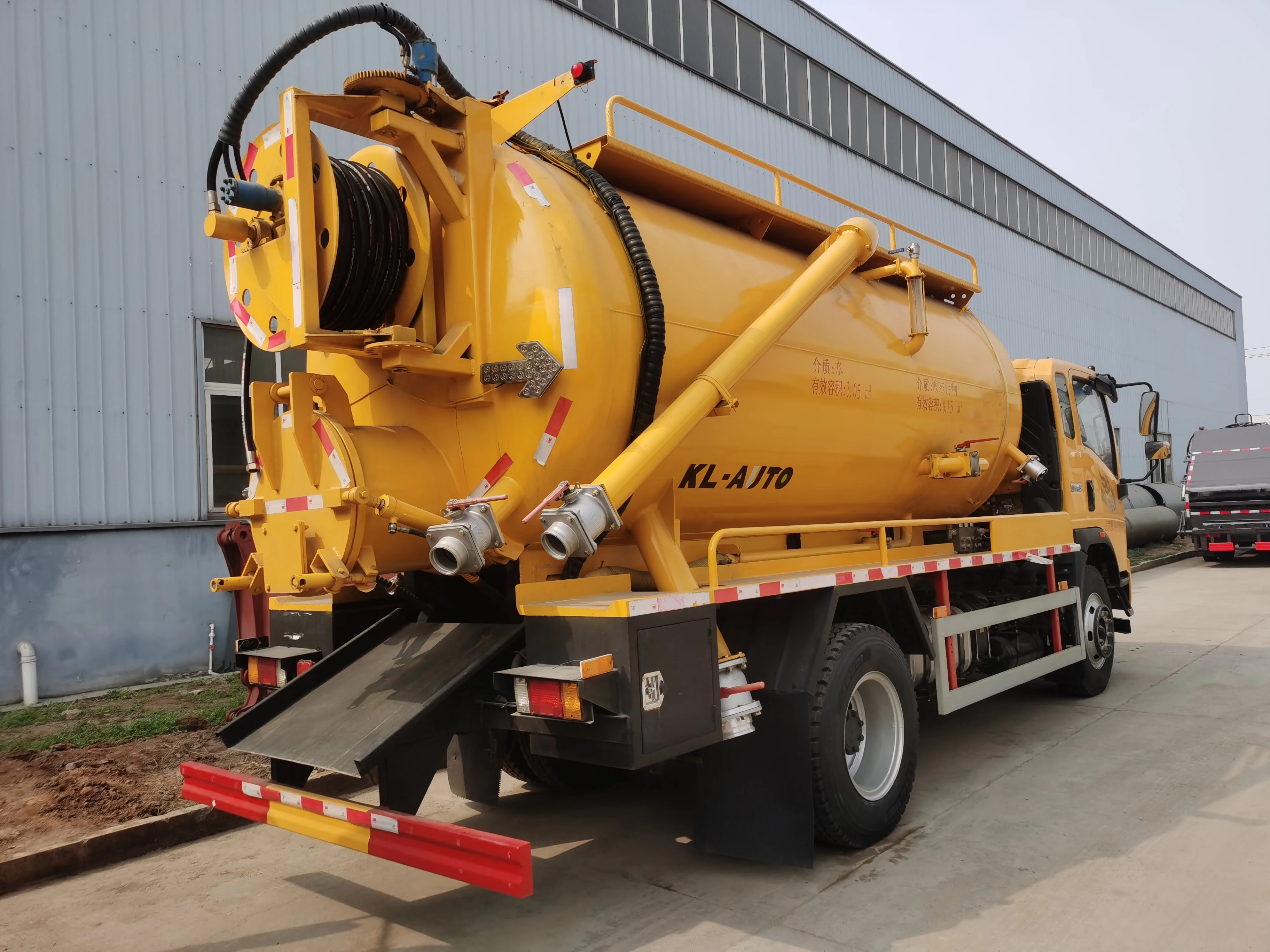 High Quality New 4x2 Sinotruk Howo Manual Diesel Sewage Suction Trucks ...