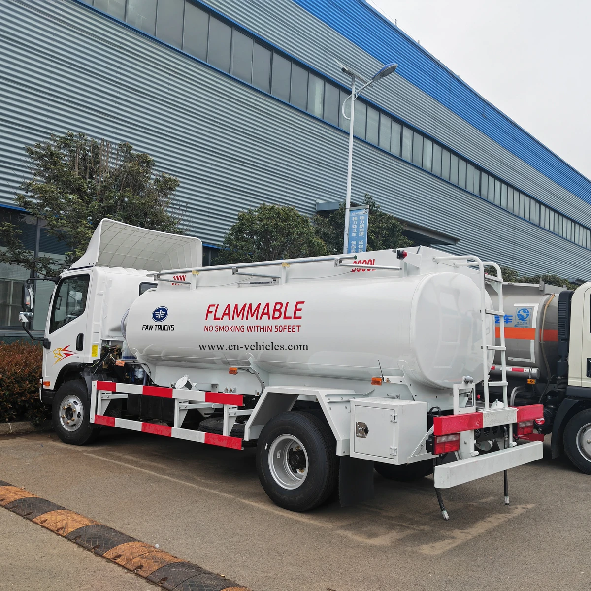 Faw 4x2 3000l 5000l Fuel Tank 3cbm 5cbm Fuel Bowser Truck - Buy 5000 ...