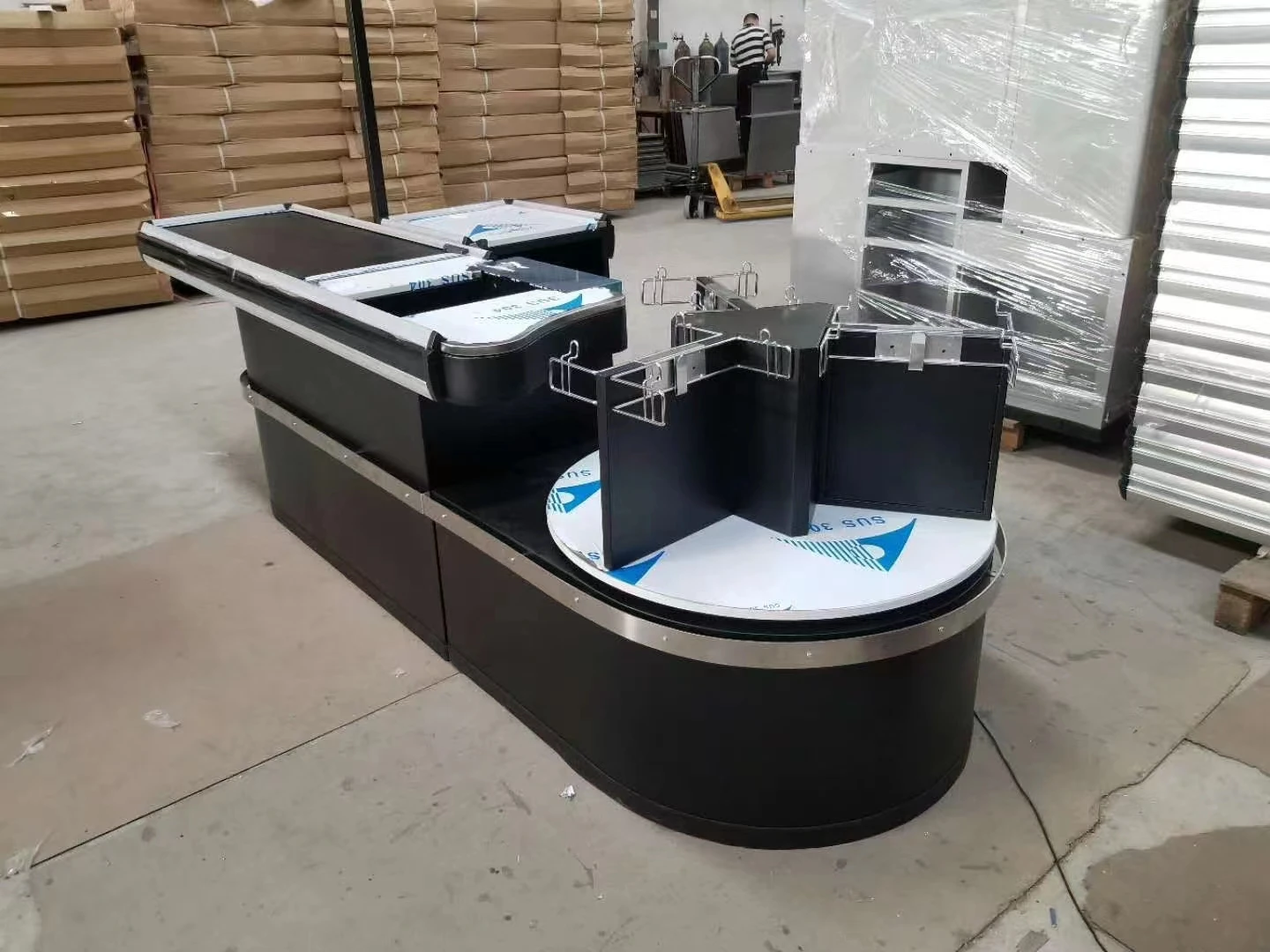 Supermarket Cashier Counter with Conveyor Belt - Efficient Checkout