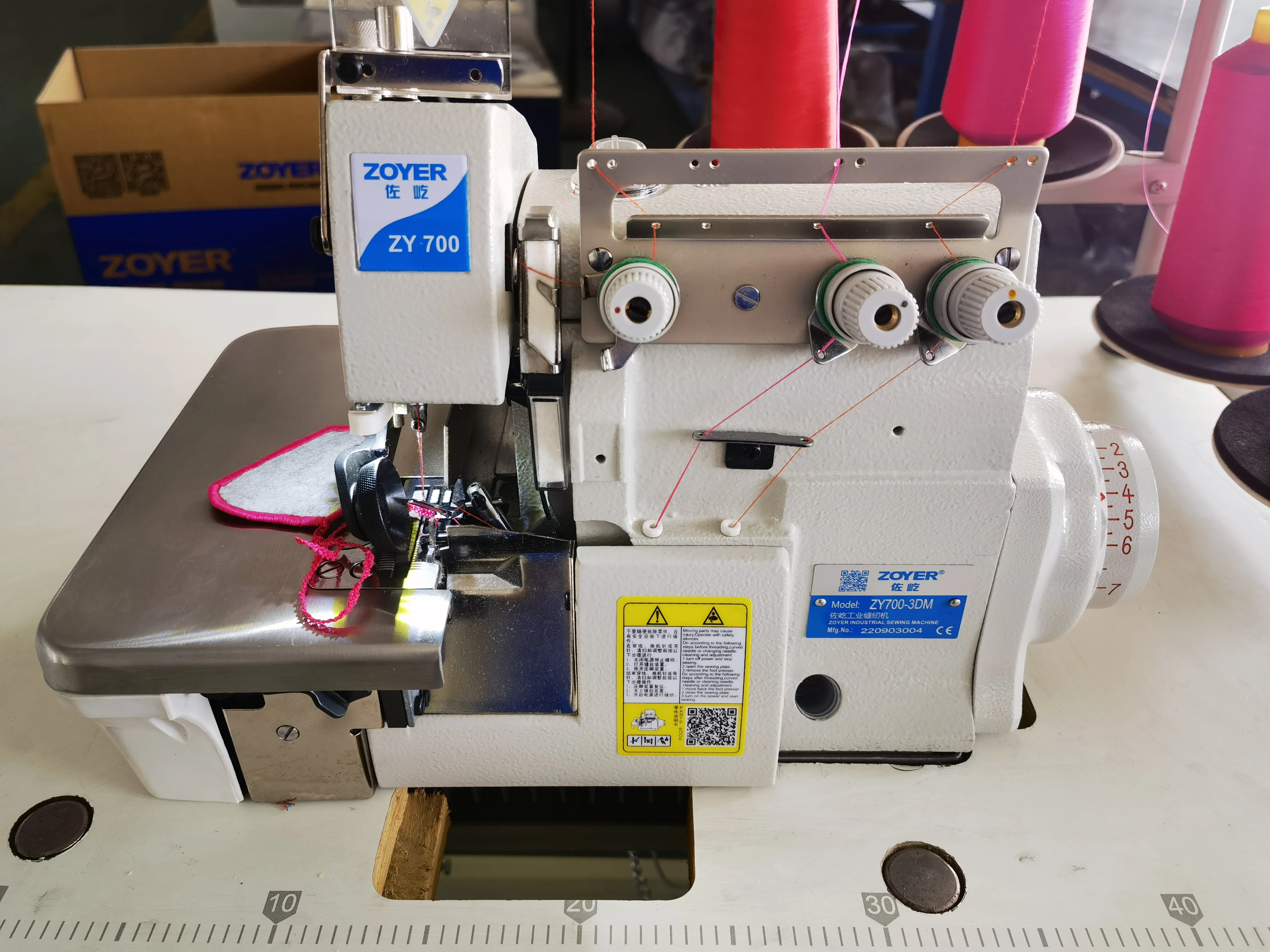 High-speed Industrial Overlock Sewing Machine for Clothing