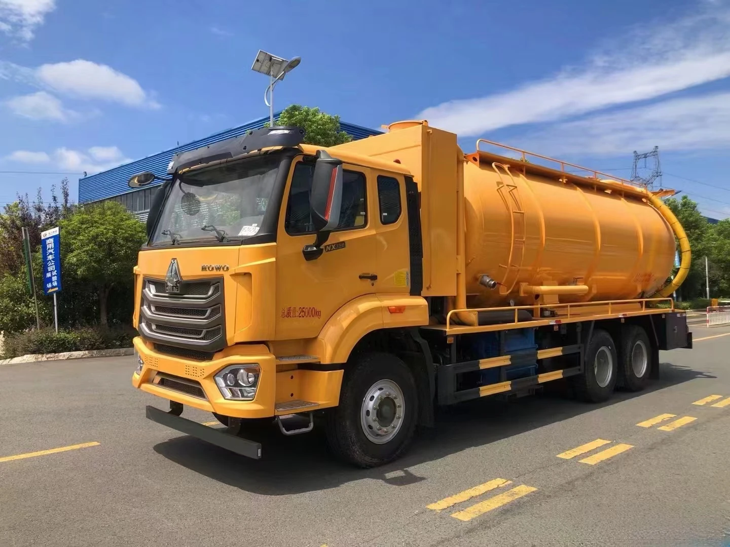 Suction Car 10m3 6-wheel 4x2 Dongfeng Vacuum Sewage Car Suction Car ...