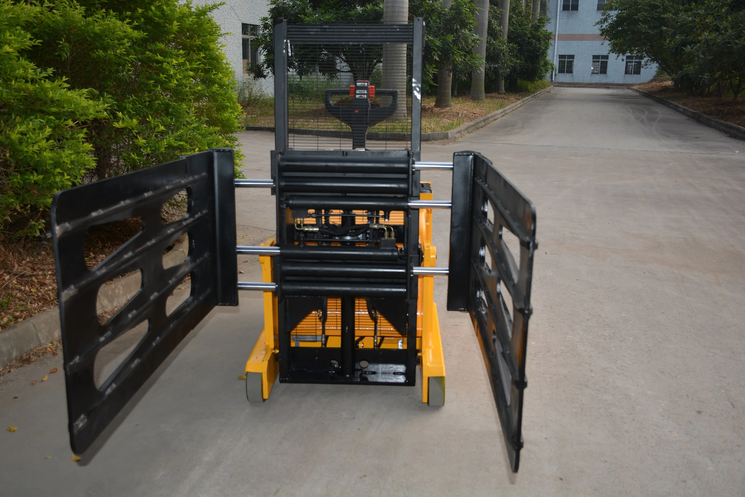 Fully Powered Counter-Balanced Stacker for Pulp Bale Handling