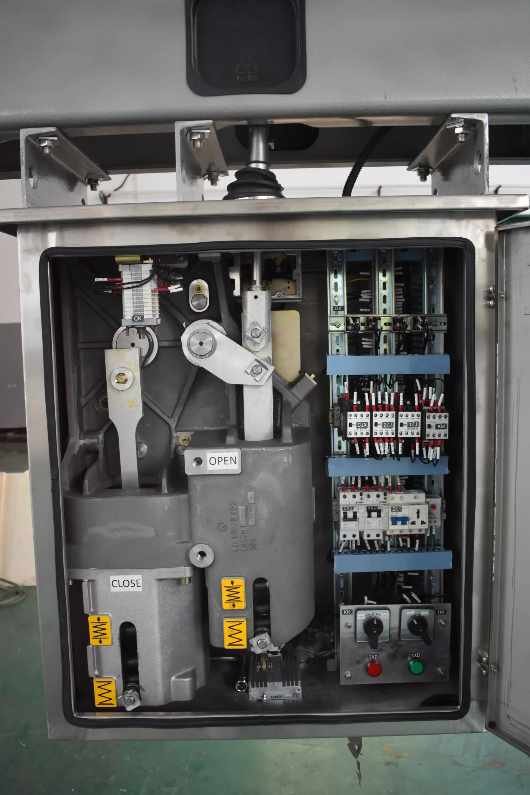 110KV 126KV 132KV 145KV 3150A Outdoor Tegangan Tinggi HV SF6 Surfur Hexafluoride Circuit Breaker ...