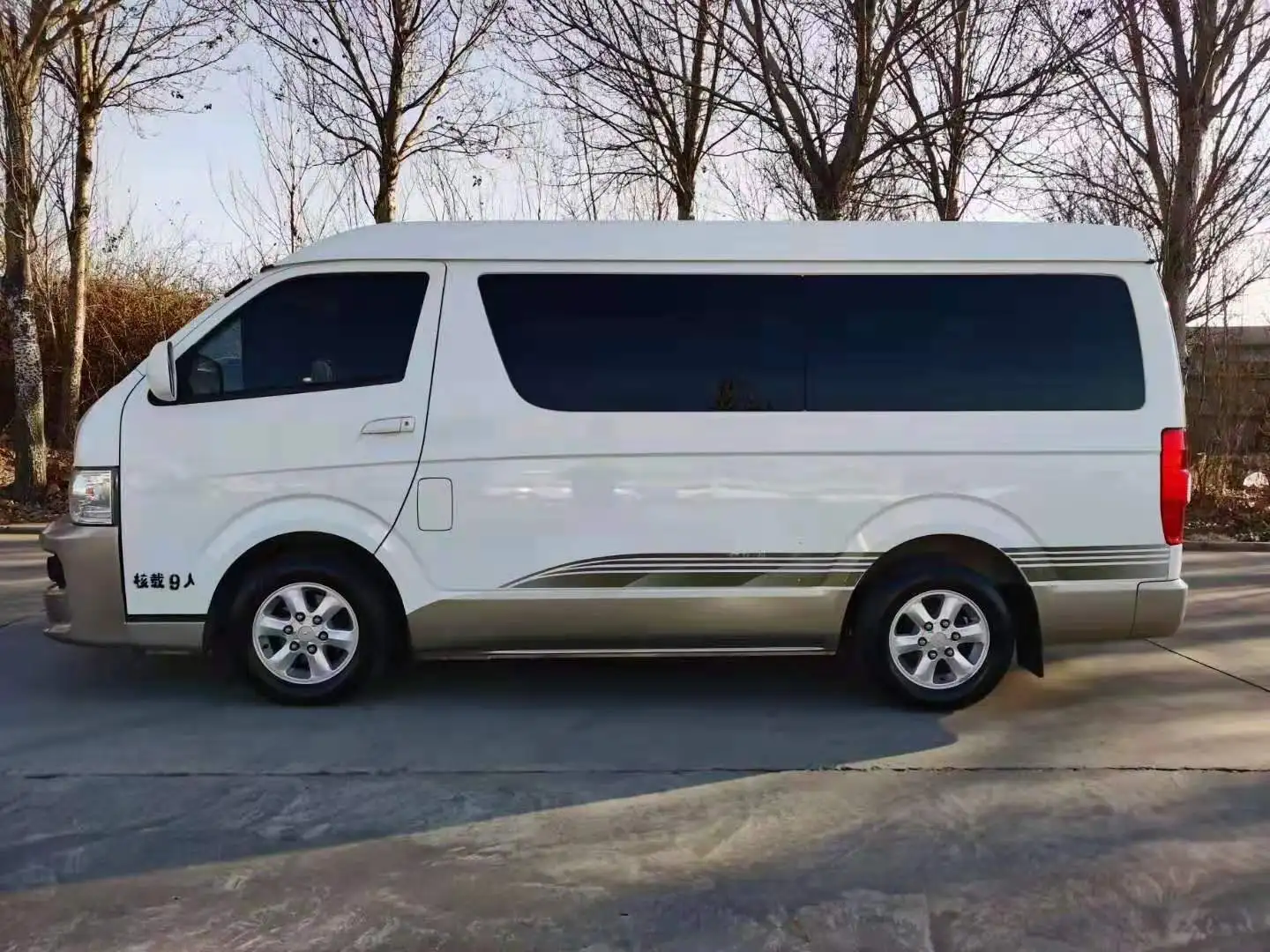 Jinbei H2 Hiace Bus Engine for Sale - 9 Seats Used Mini Bus