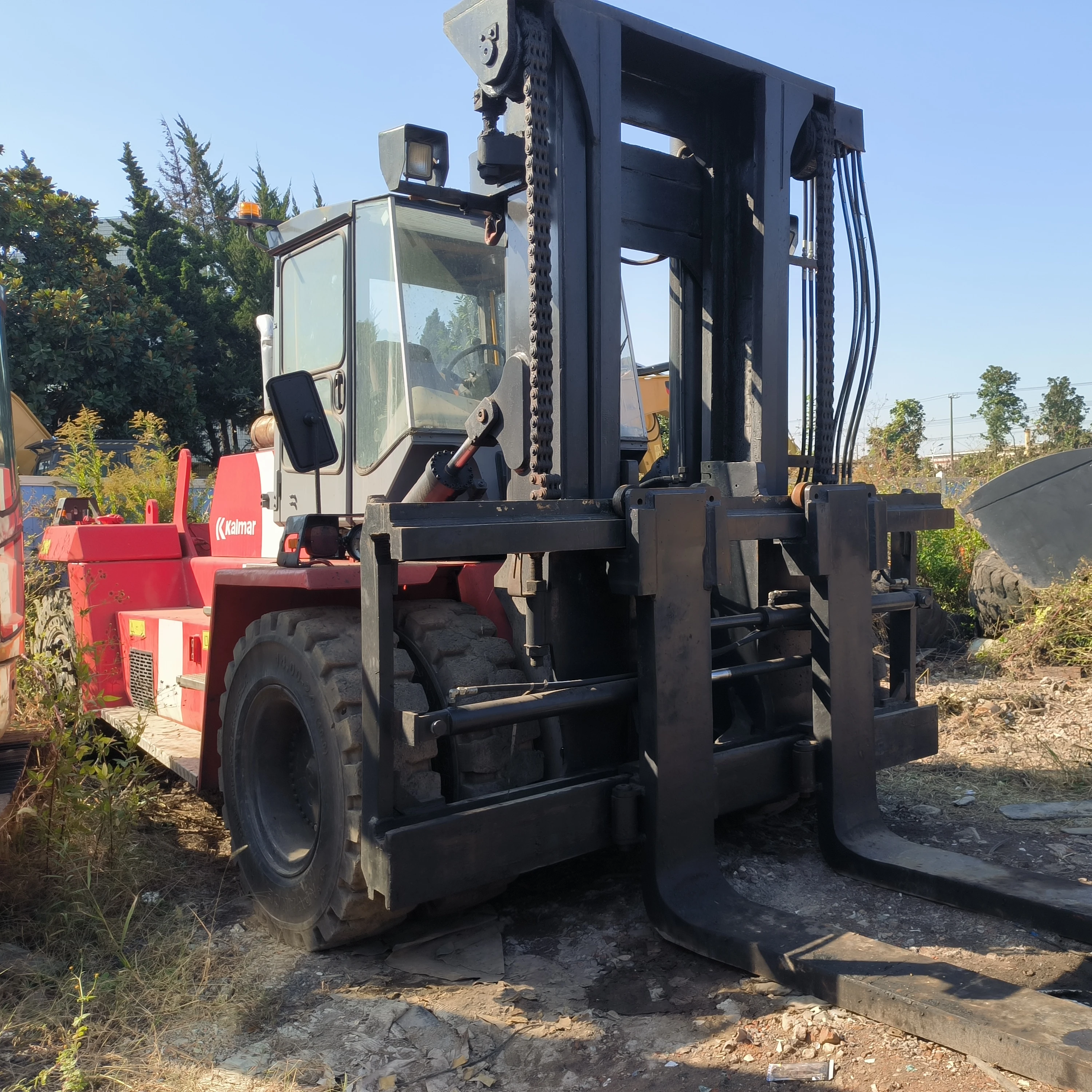 Kalmar DCD250 25 Ton Forklift - Reliable Heavy-Duty Performance