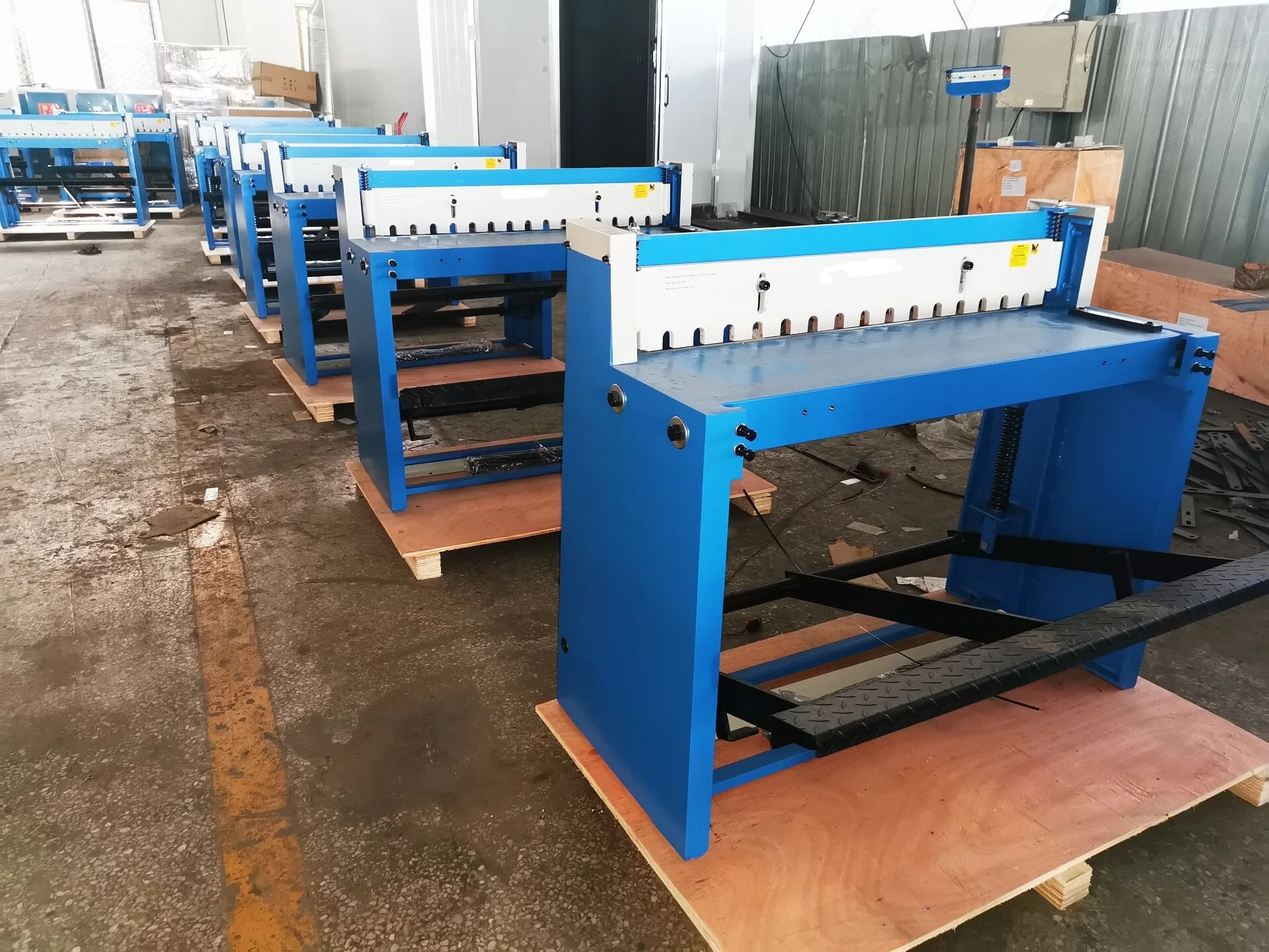 Q01-1.5x1320 Manual Foot Sheet Metal Shearing Machine