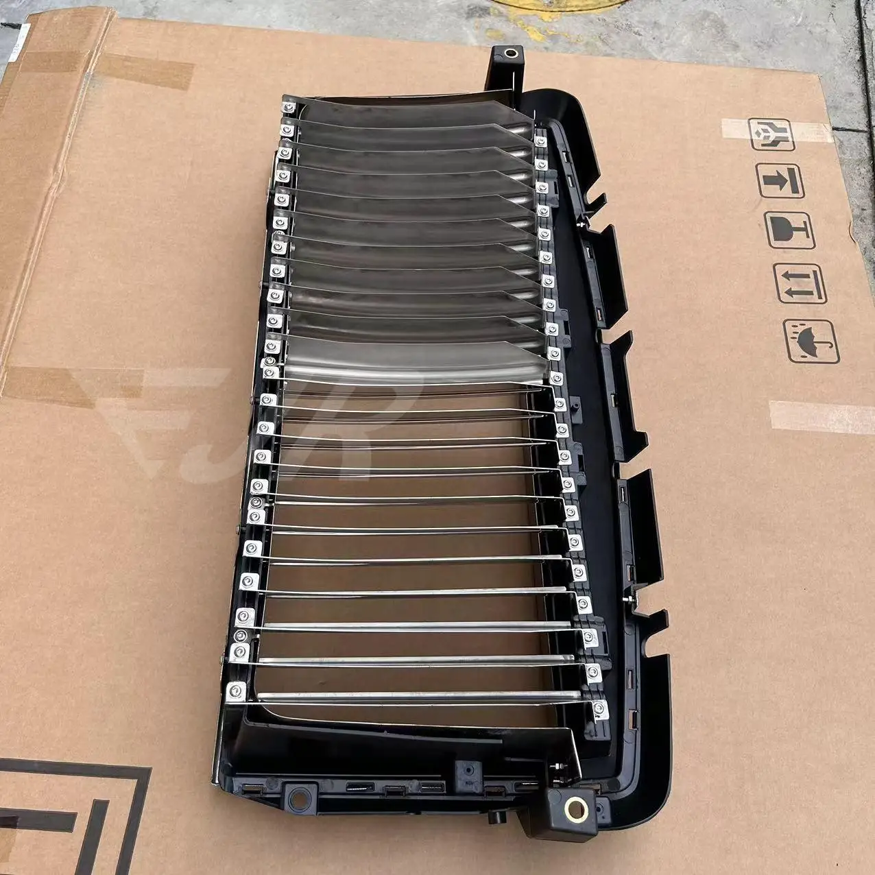 51117301356 for Rolls-Royce Grille Wraith - High Quality Auto Parts