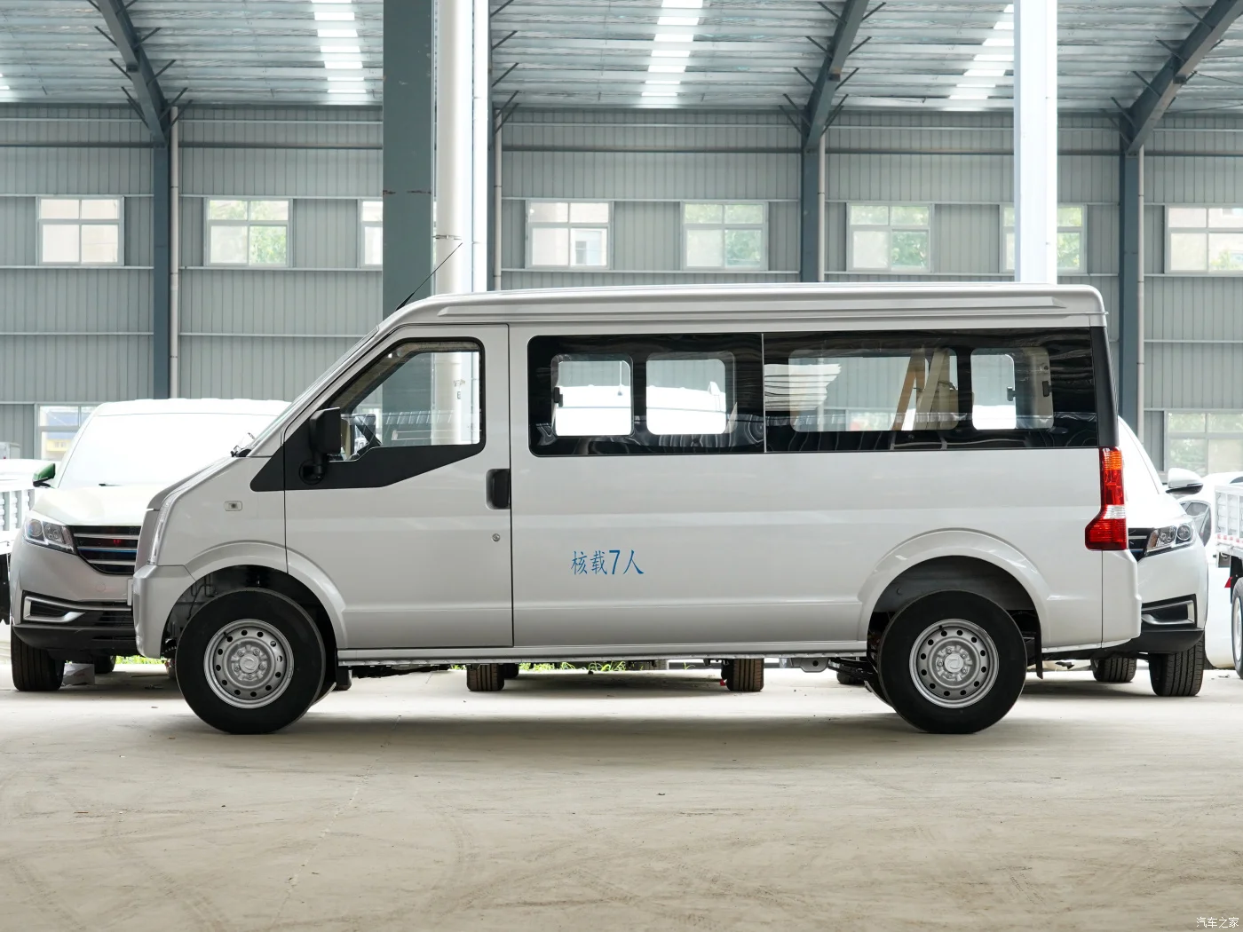 Rear Drive Small Bus Dongfeng C35 7 Seat Petrol Engine