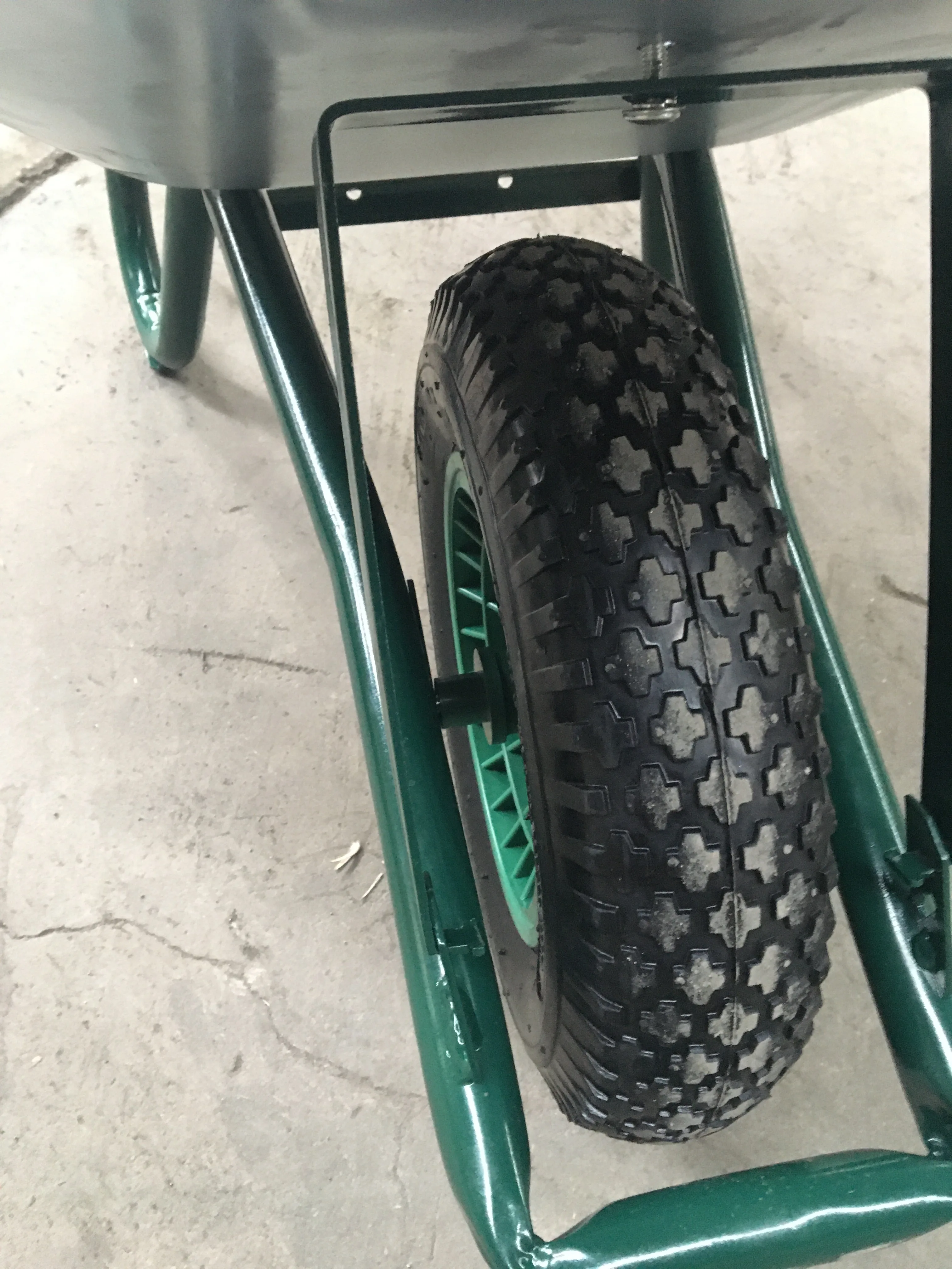 Wb6414t Heavy Duty Wheel Barrow Wheelbarrow With Load 150kg 100l 4.00-8 ...