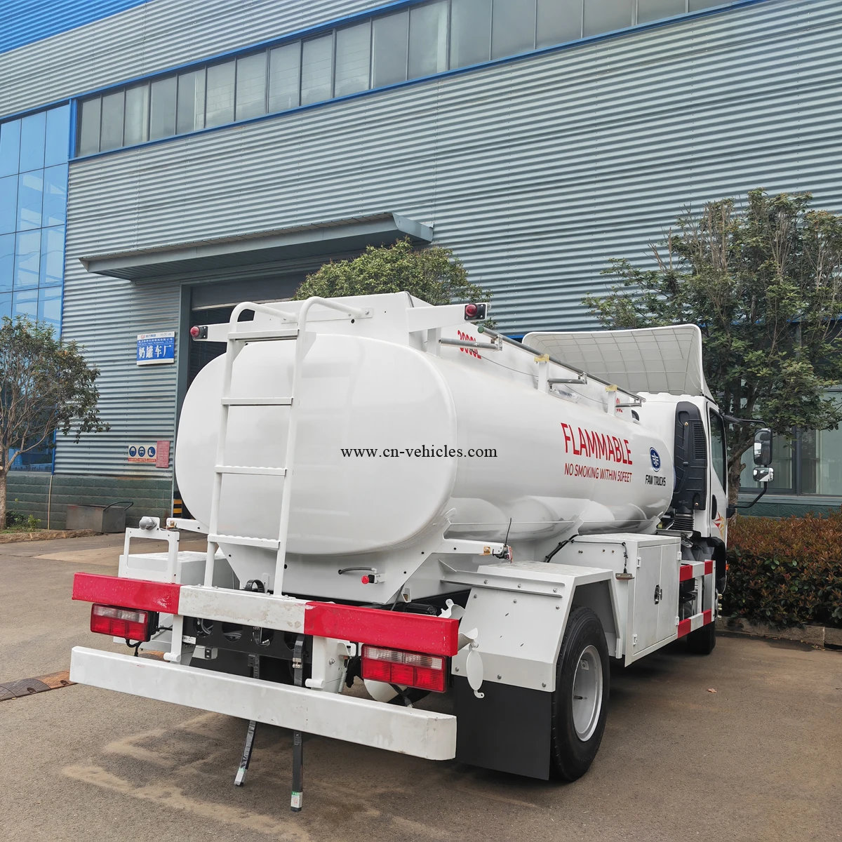 Faw 4x2 3000l 5000l Fuel Tank 3cbm 5cbm Fuel Bowser Truck - Buy 5000 ...